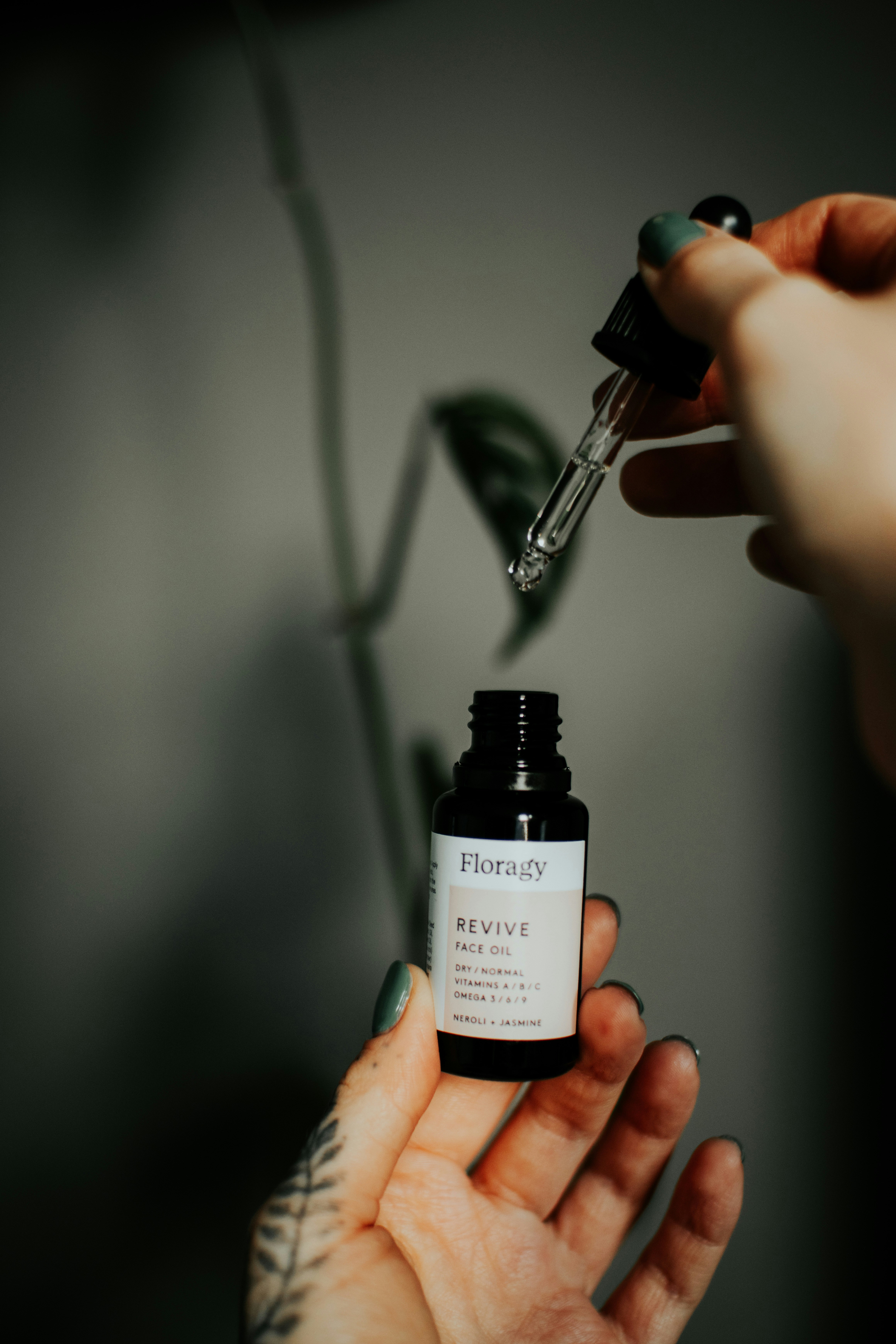 Una persona sostiene una botella de CB CB CB CB CB foto – Imagen de ...