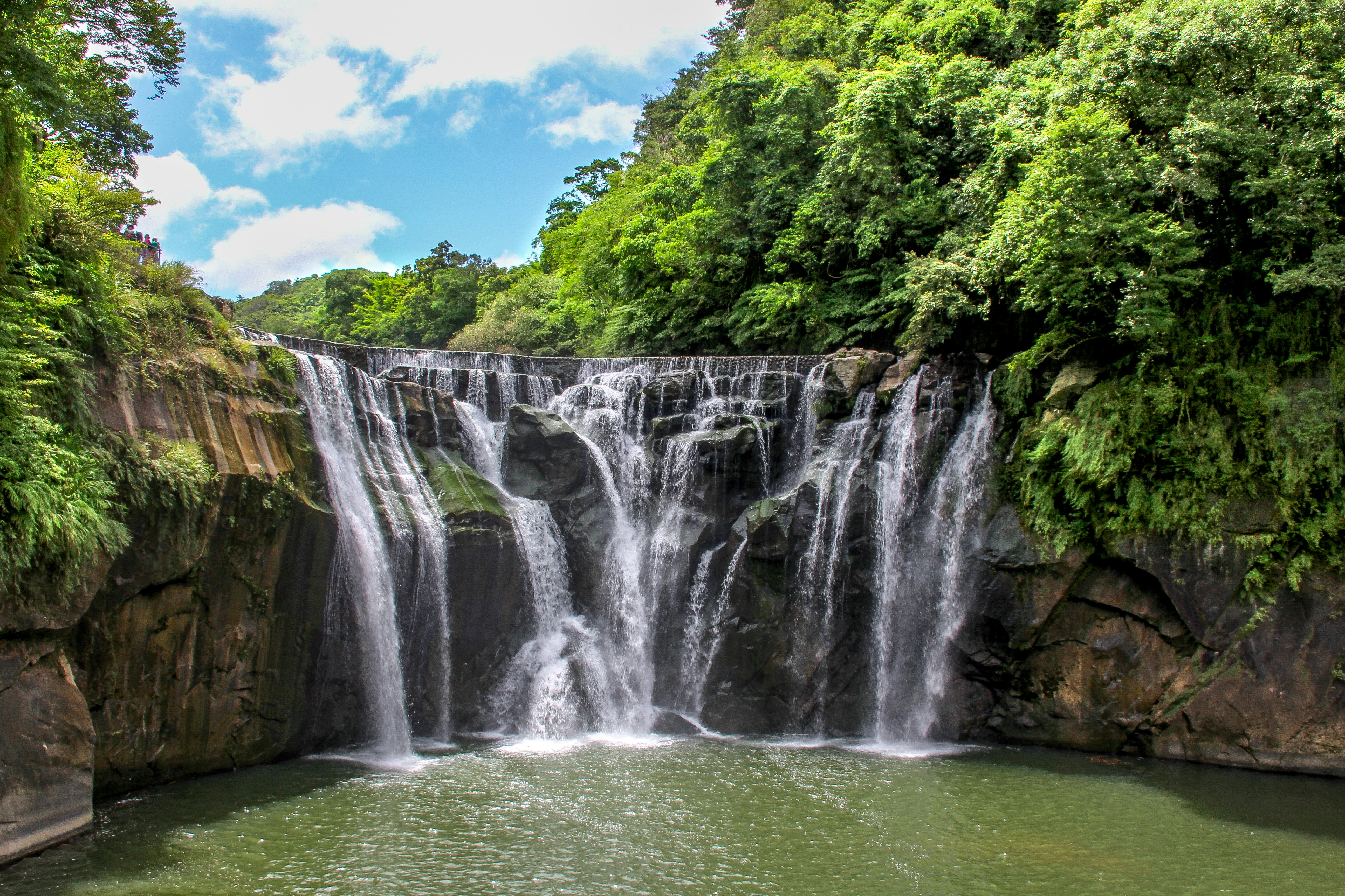 Une grande cascade est au milieu d’un plan d’eau photo – Photo L'eau ...