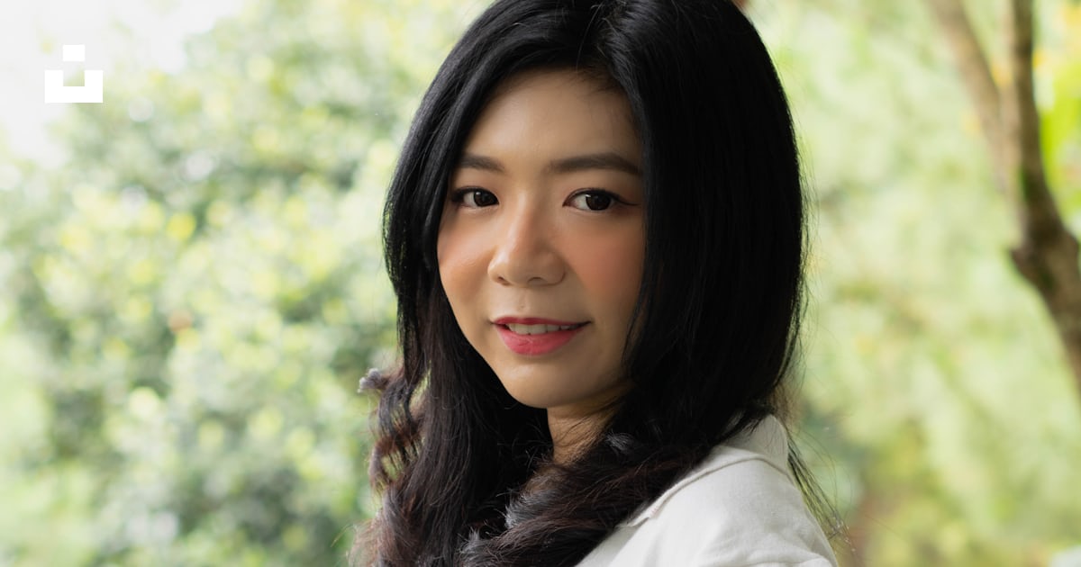 흰색과 파란색 줄무늬 스웨터를 입은 여성이 사진을 위해 포즈를 취하고 있다 사진 Unsplash의 무료 바투 이미지