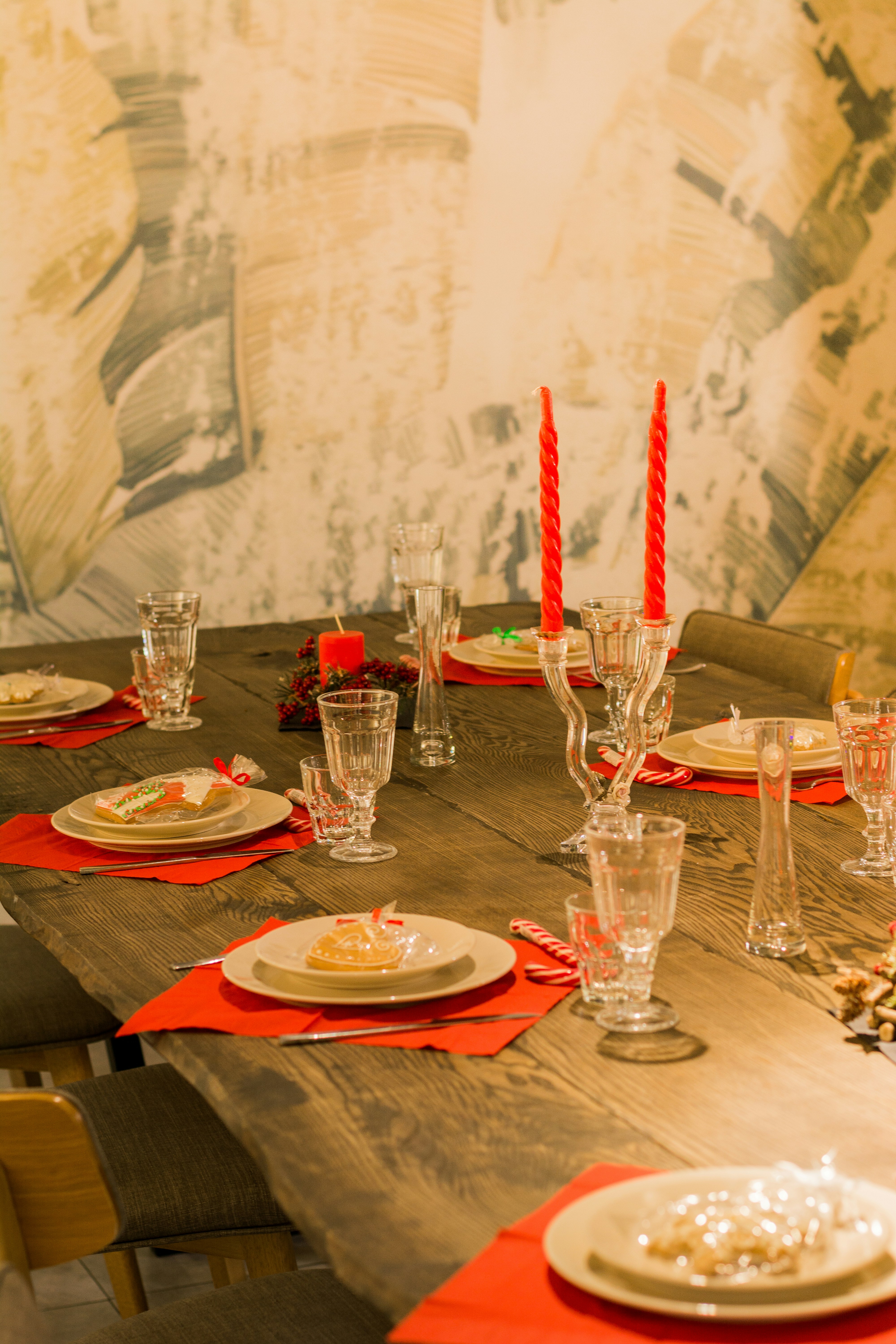 Une table en bois surmontée d’assiettes et de verres photo – Image ...