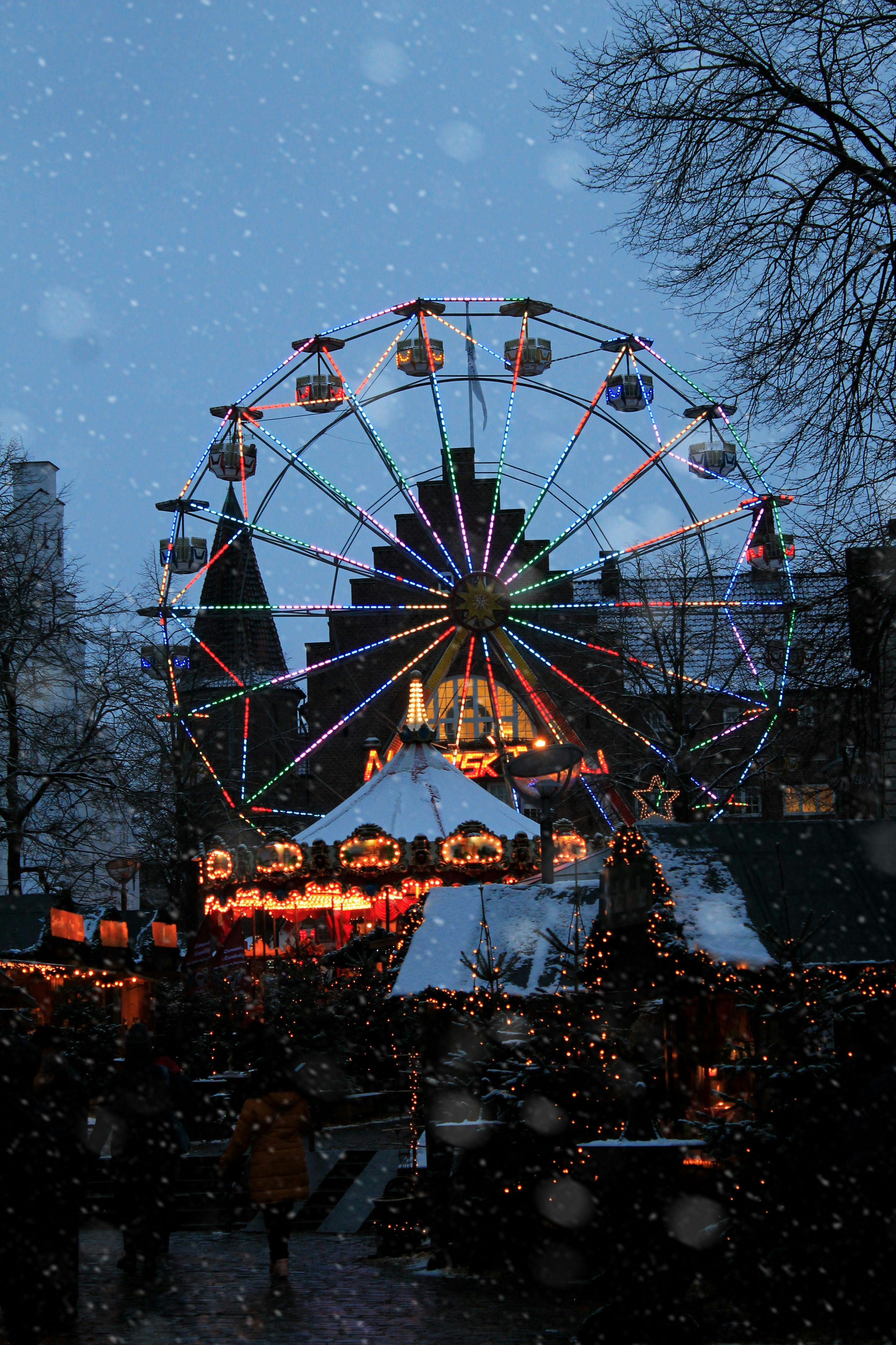 A ferris wheel is lit up in the snow photo – Free Machine Image on Unsplash