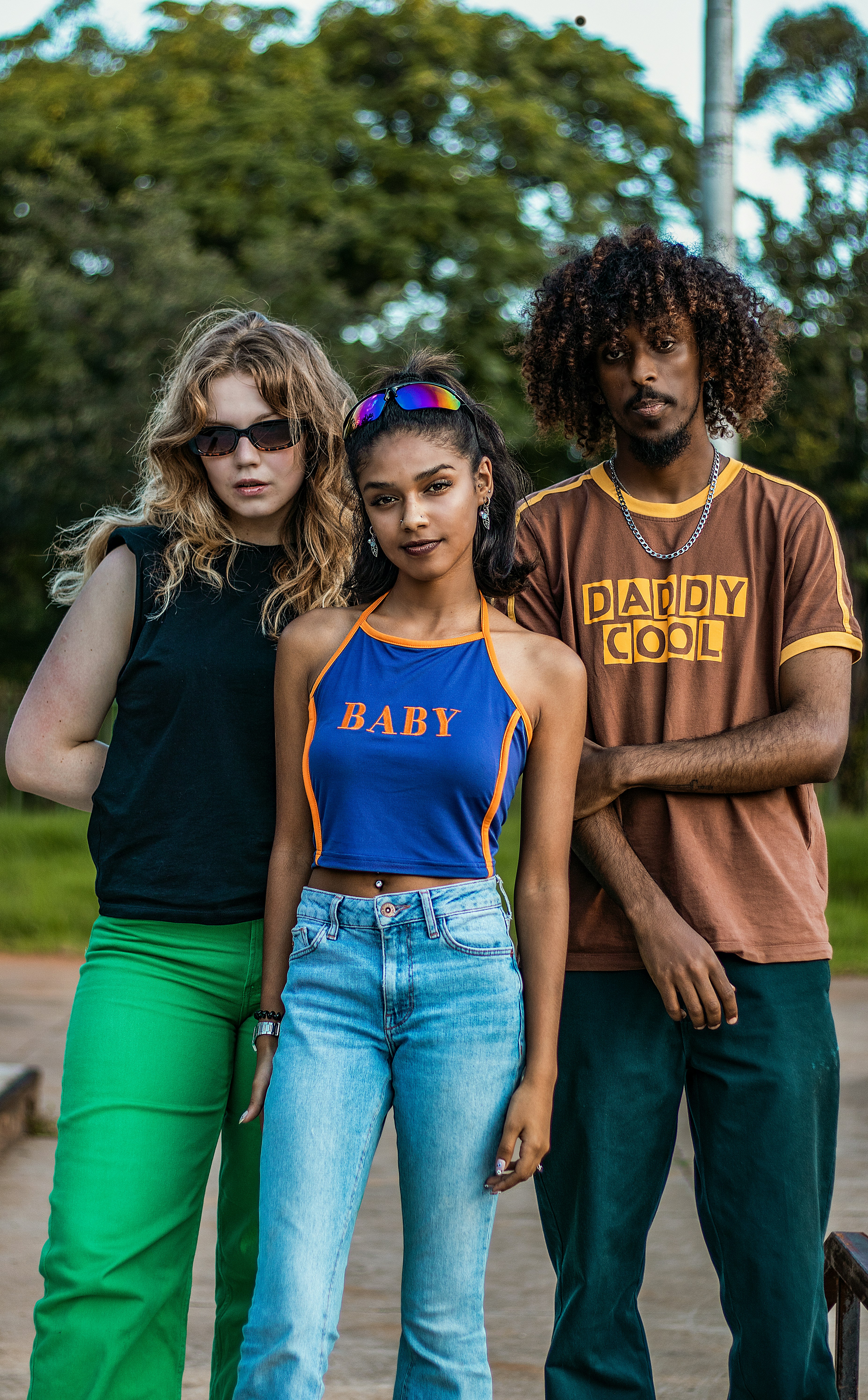 Foto Un grupo de tres personas de pie una al lado de la otra – Imagen ...