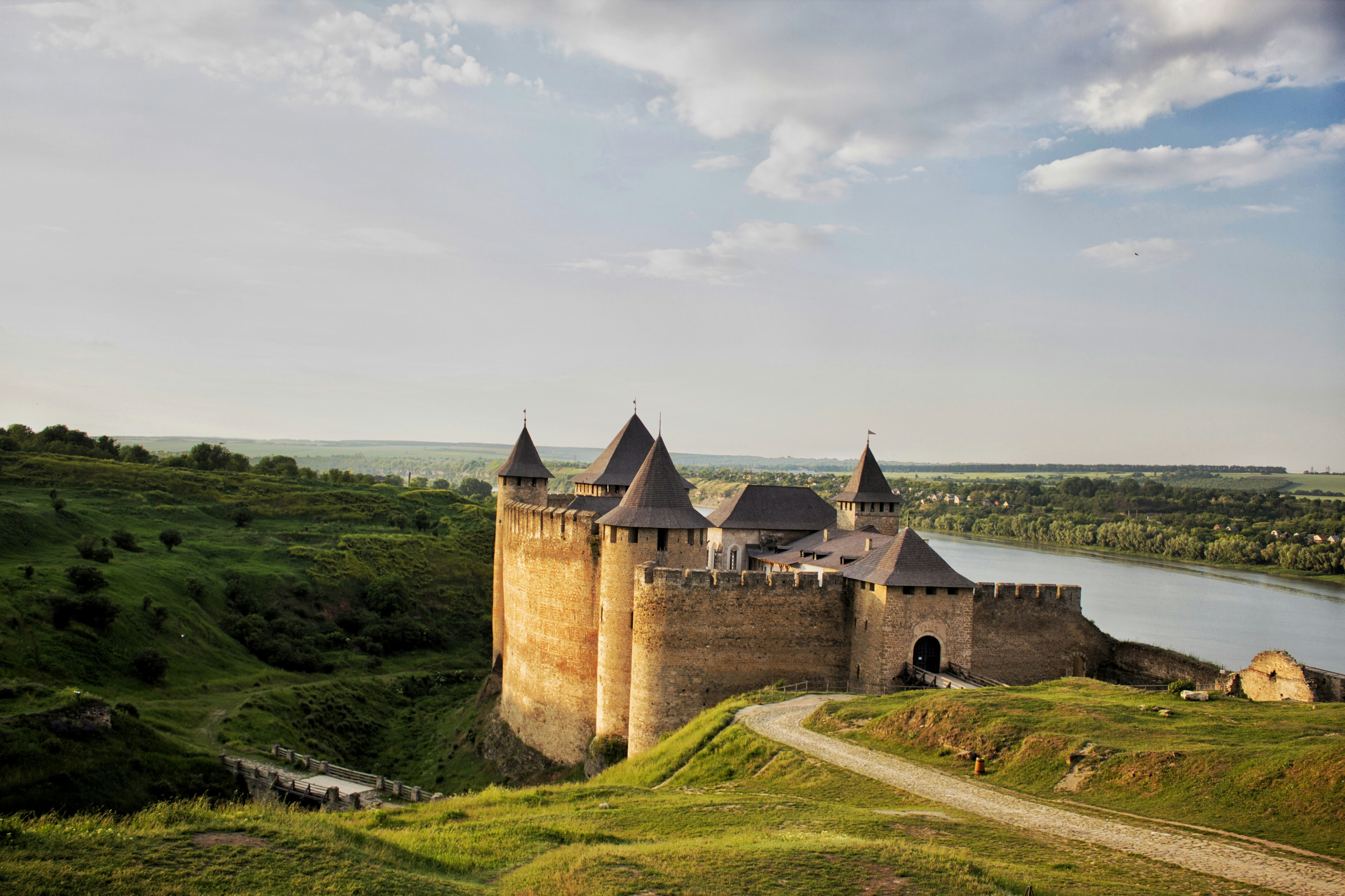 Un gran castillo sentado en la cima de una exuberante ladera verde foto ...