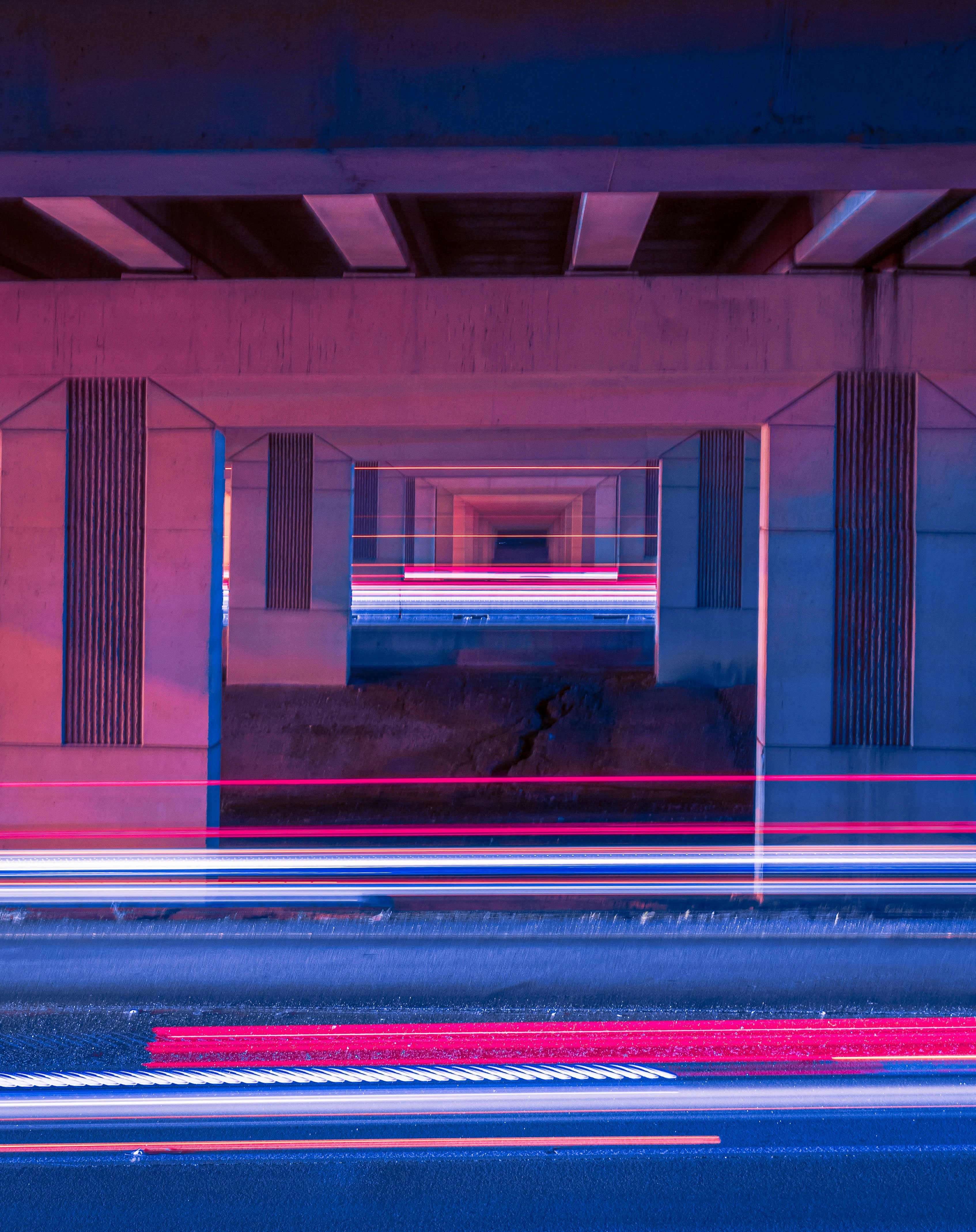 Une photo floue d’une rue de la ville la nuit photo – Photo ...