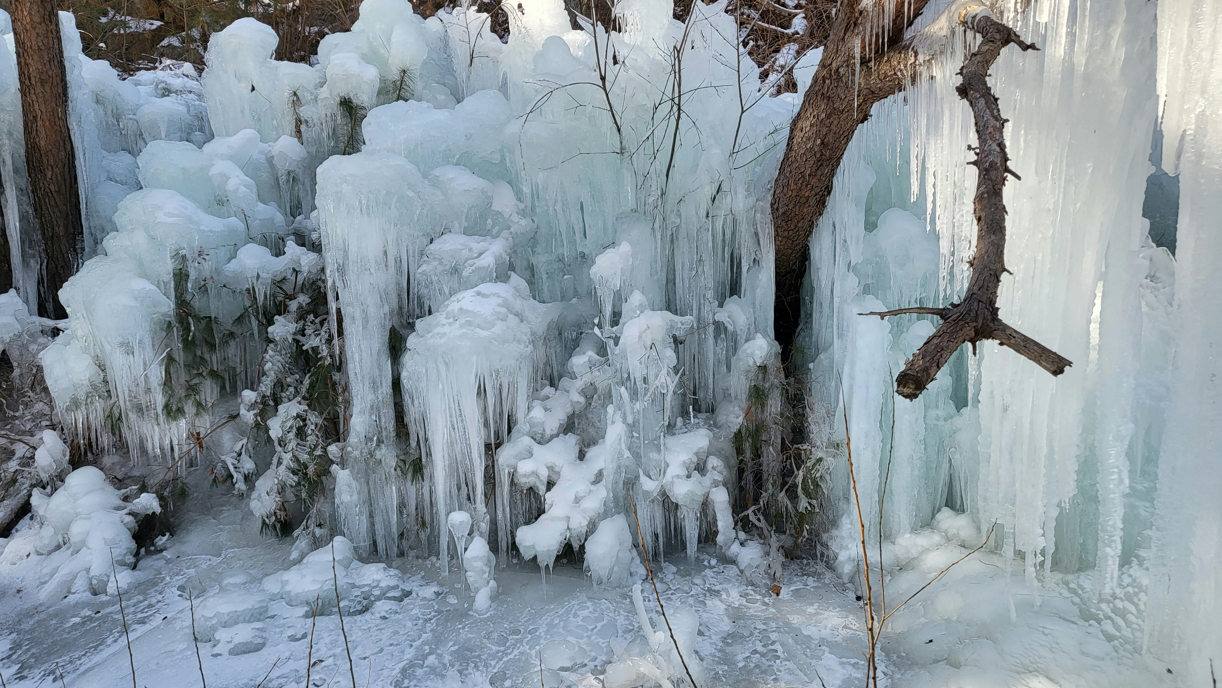 A bunch of ice hanging off the side of a wall photo – Free Winter city ...