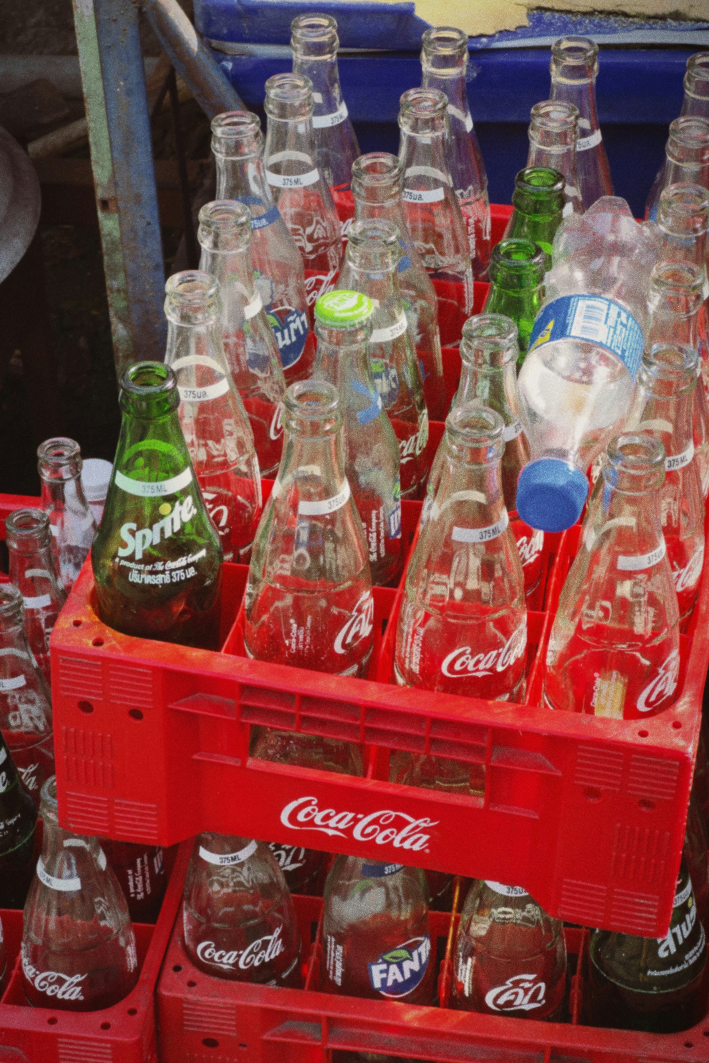 Foto Una caja roja llena de muchas botellas de coca - Cola – Imagen ...
