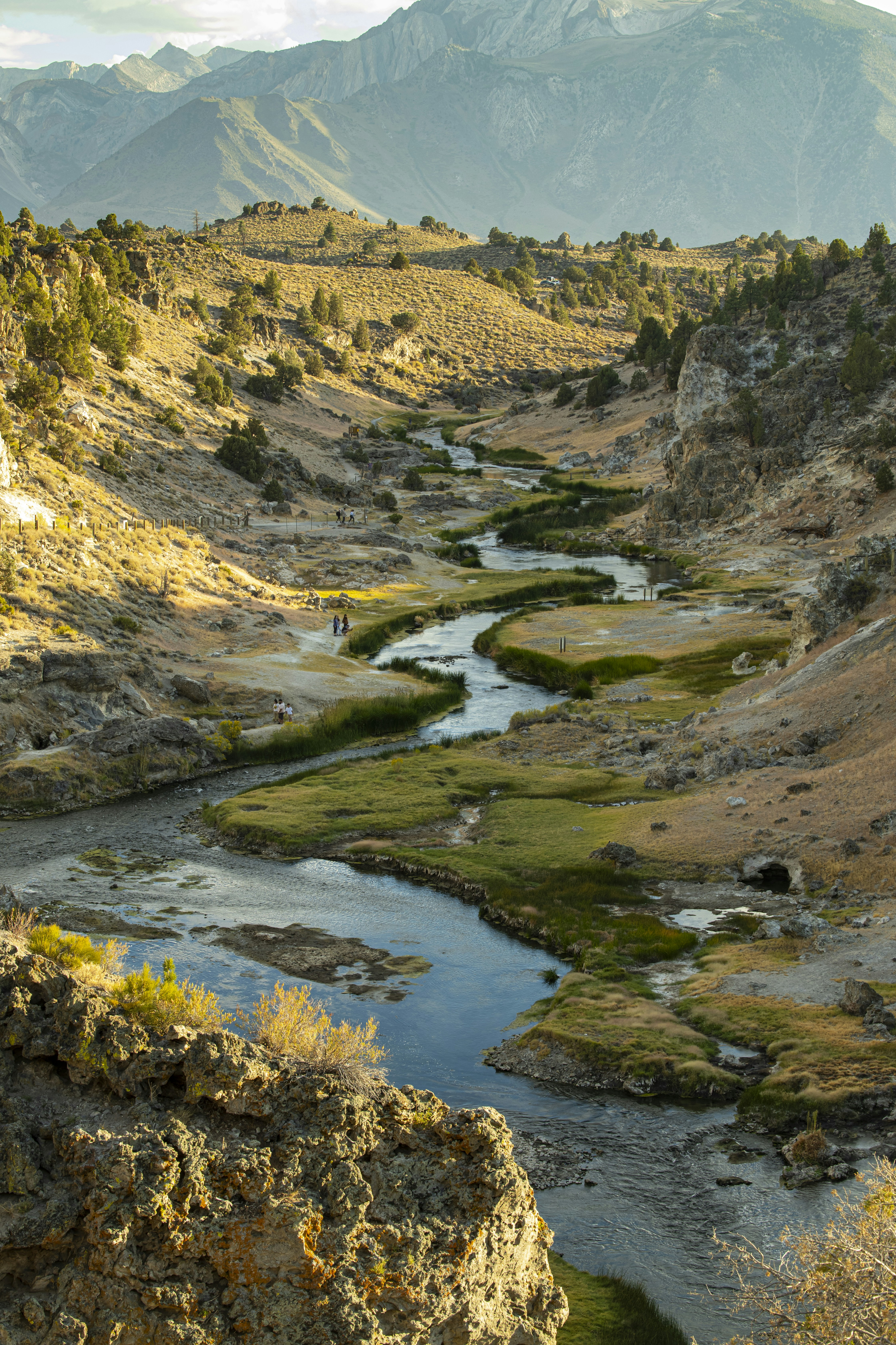 Une rivière qui traverse une vallée entourée de montagnes photo – Photo ...