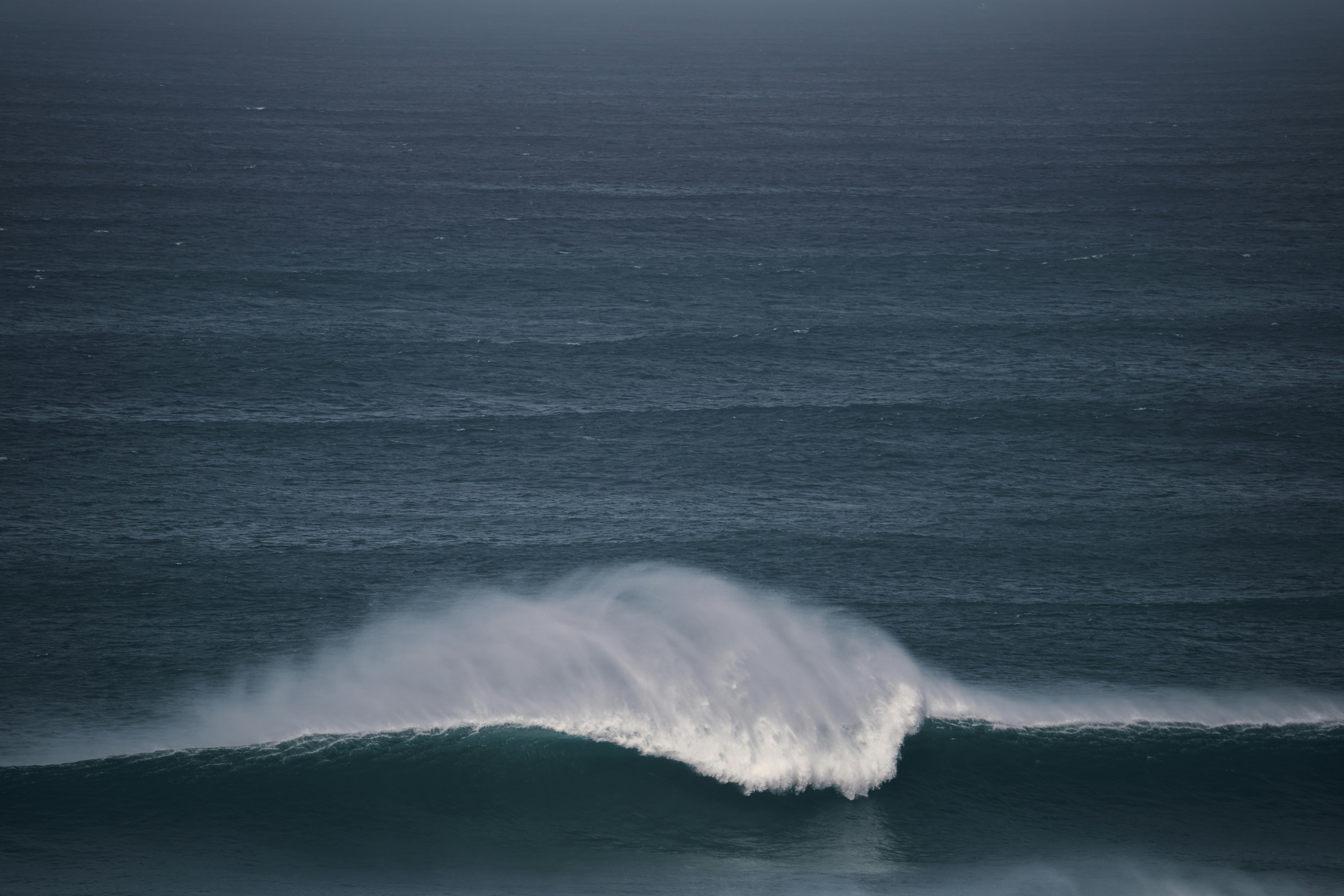 A large wave in the middle of the ocean photo – Free Portugal Image on ...