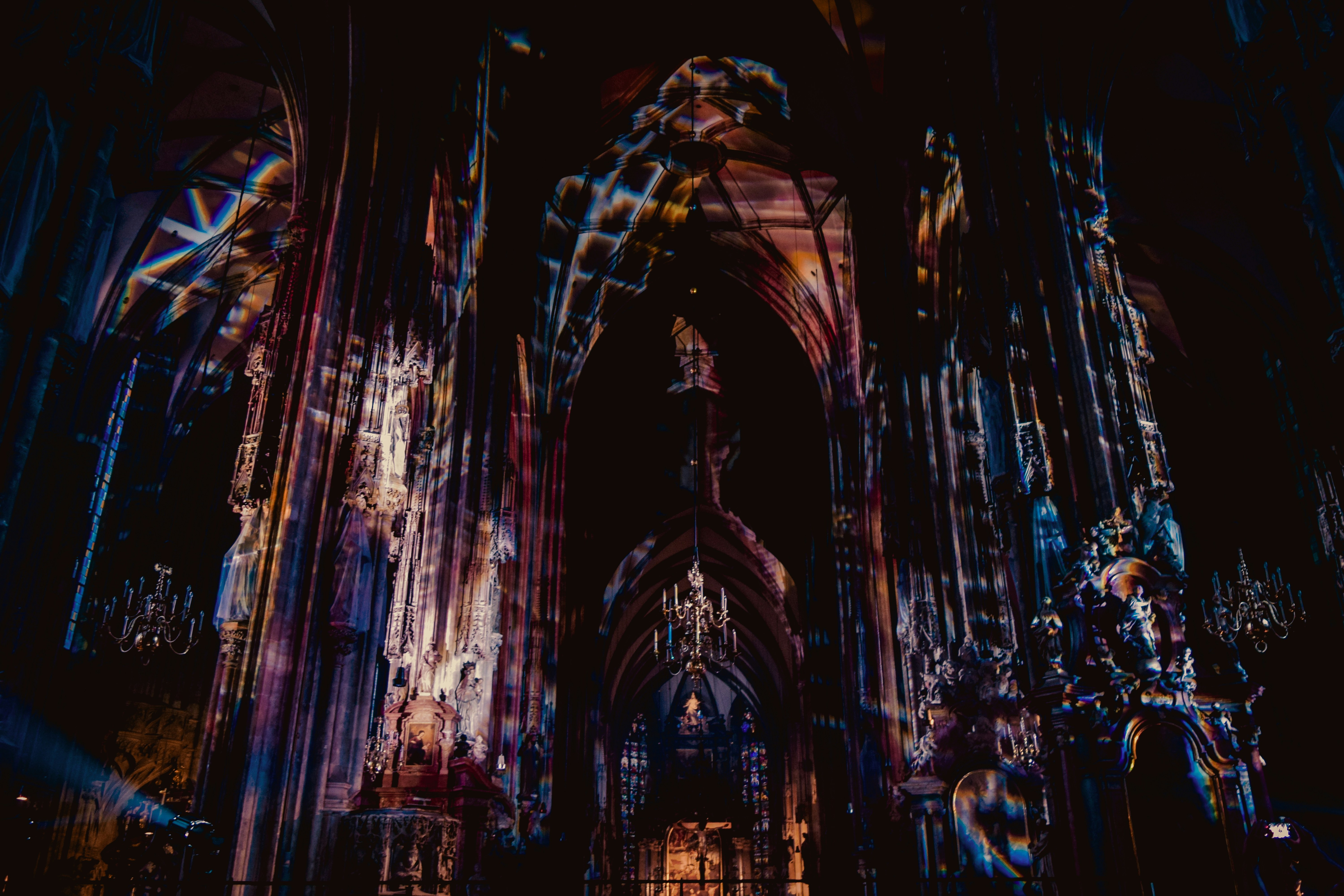Luminescent Echoes in Gothic Arches