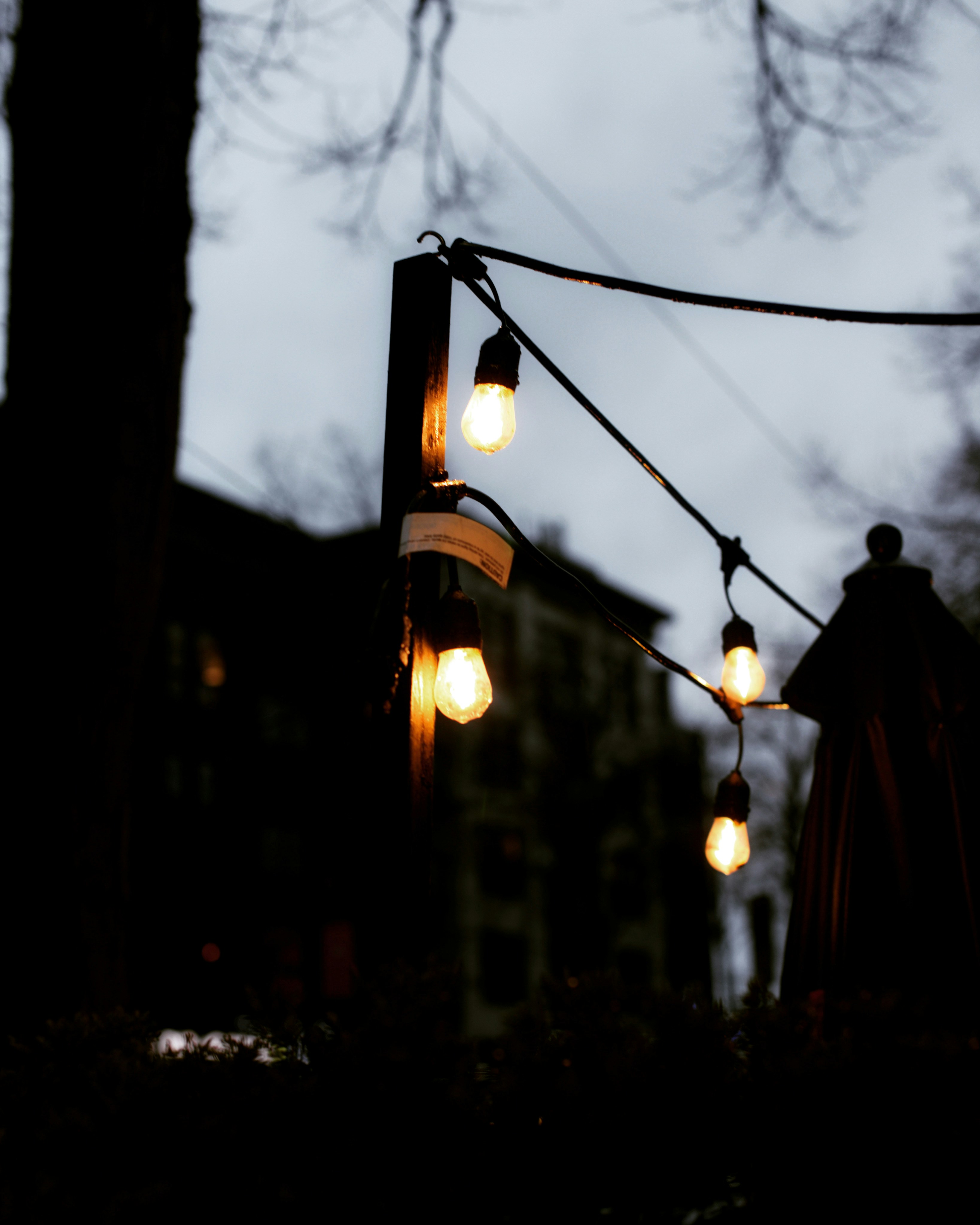 a bunch of lights that are on a pole