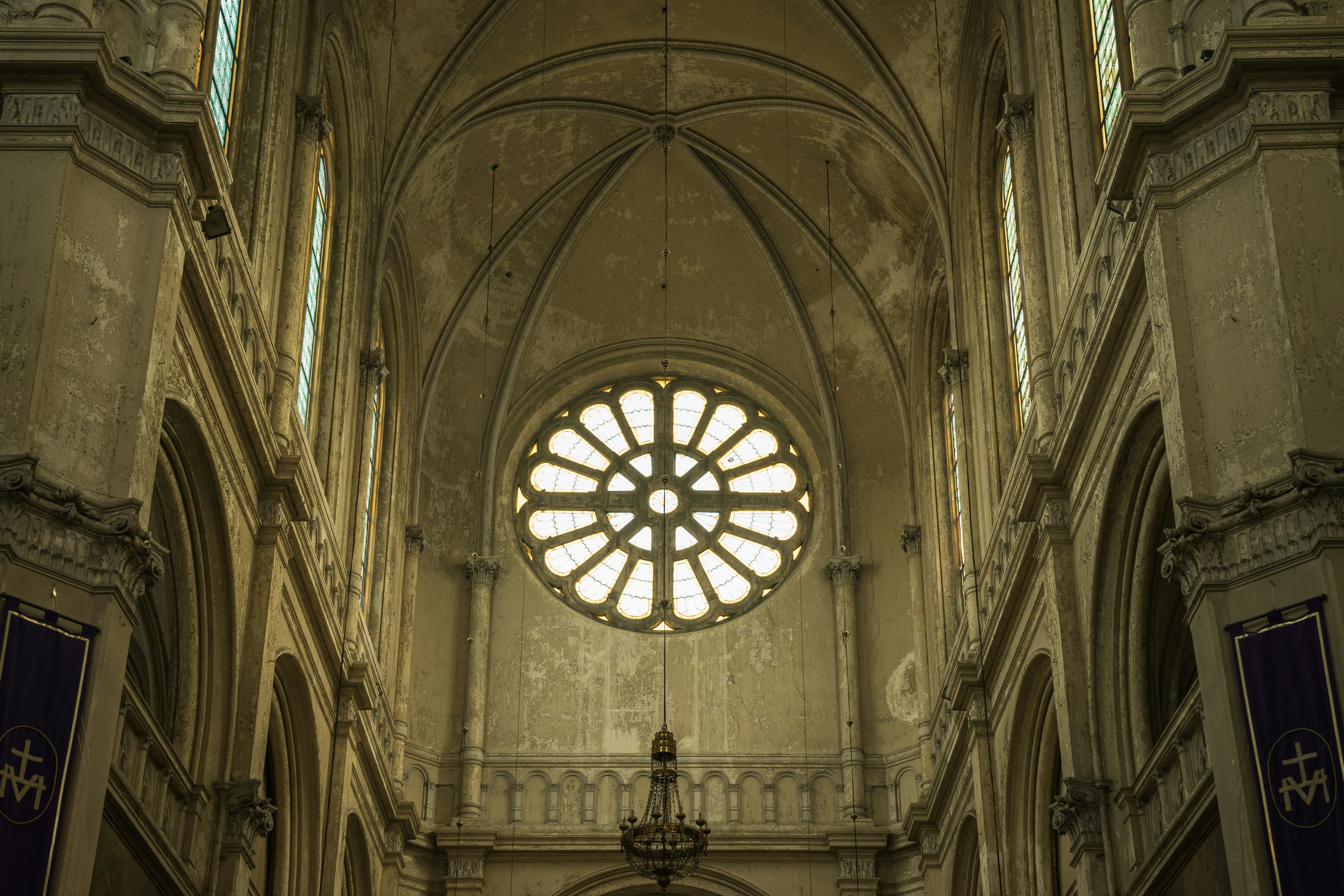 A large cathedral with a big round window photo – Free Belgien Image on ...
