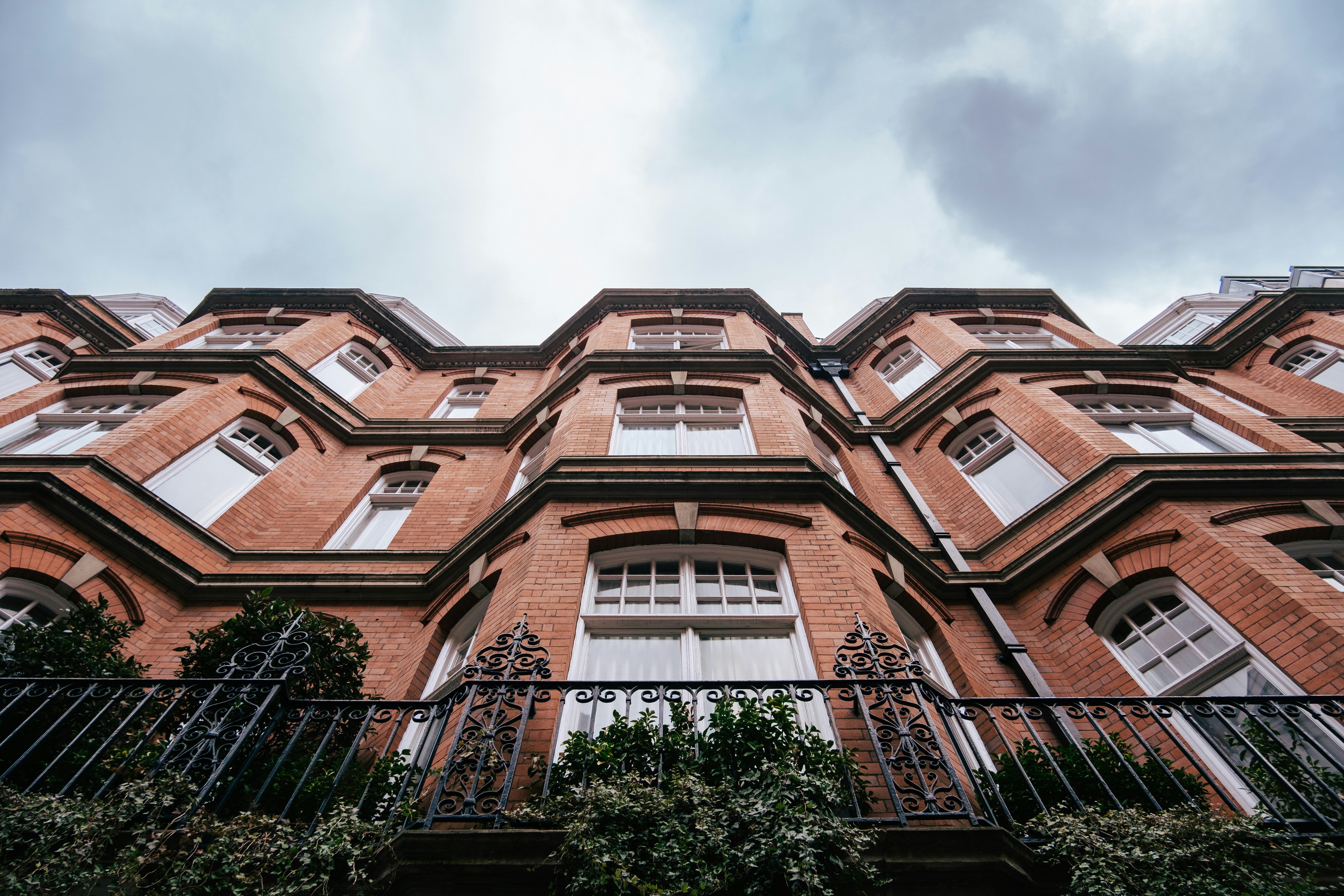 Un grand bâtiment en briques rouges avec beaucoup de fenêtres photo ...