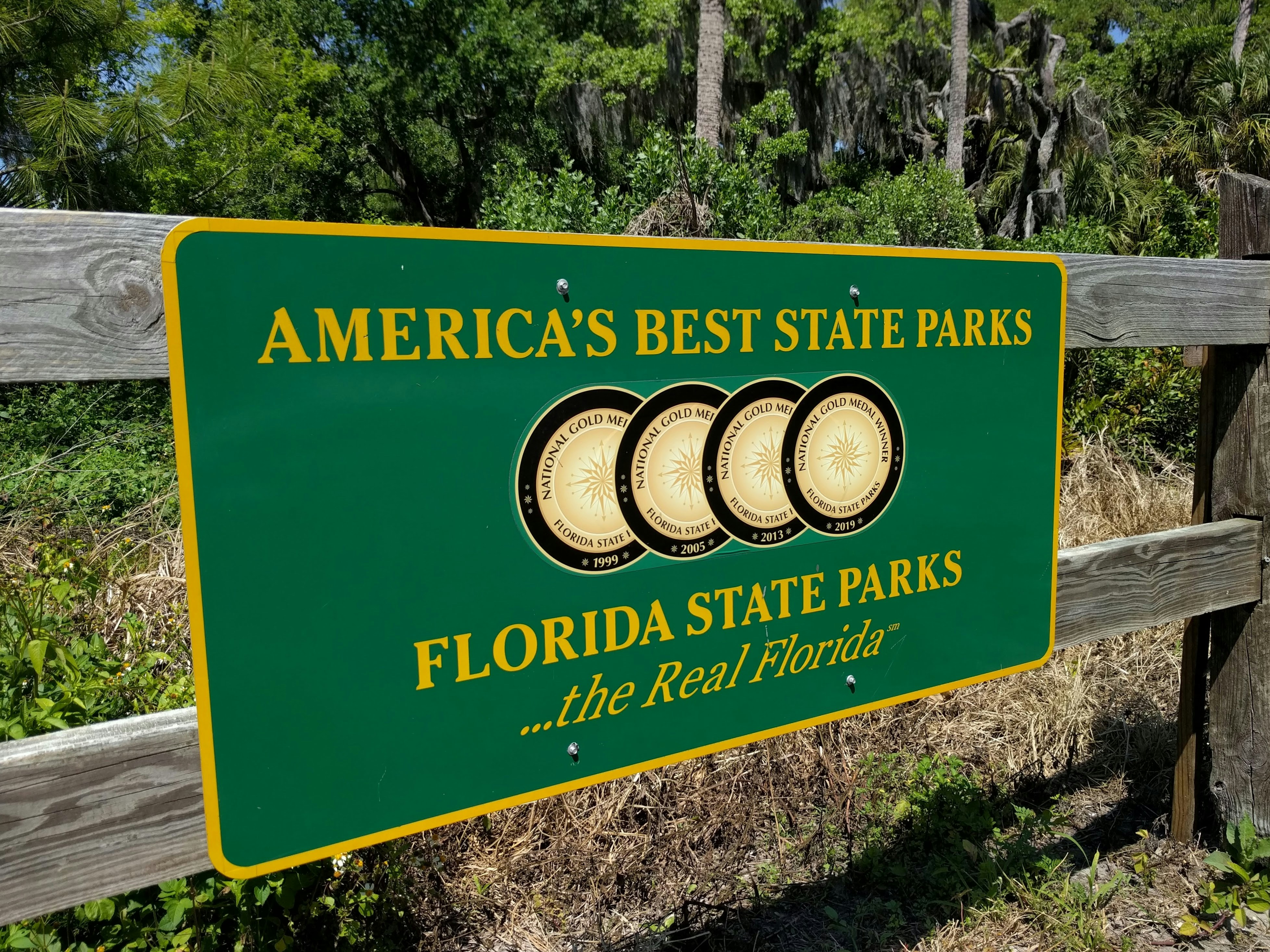 Ein Schild für die Florida State Parks vor einem Holzzaun Foto ...