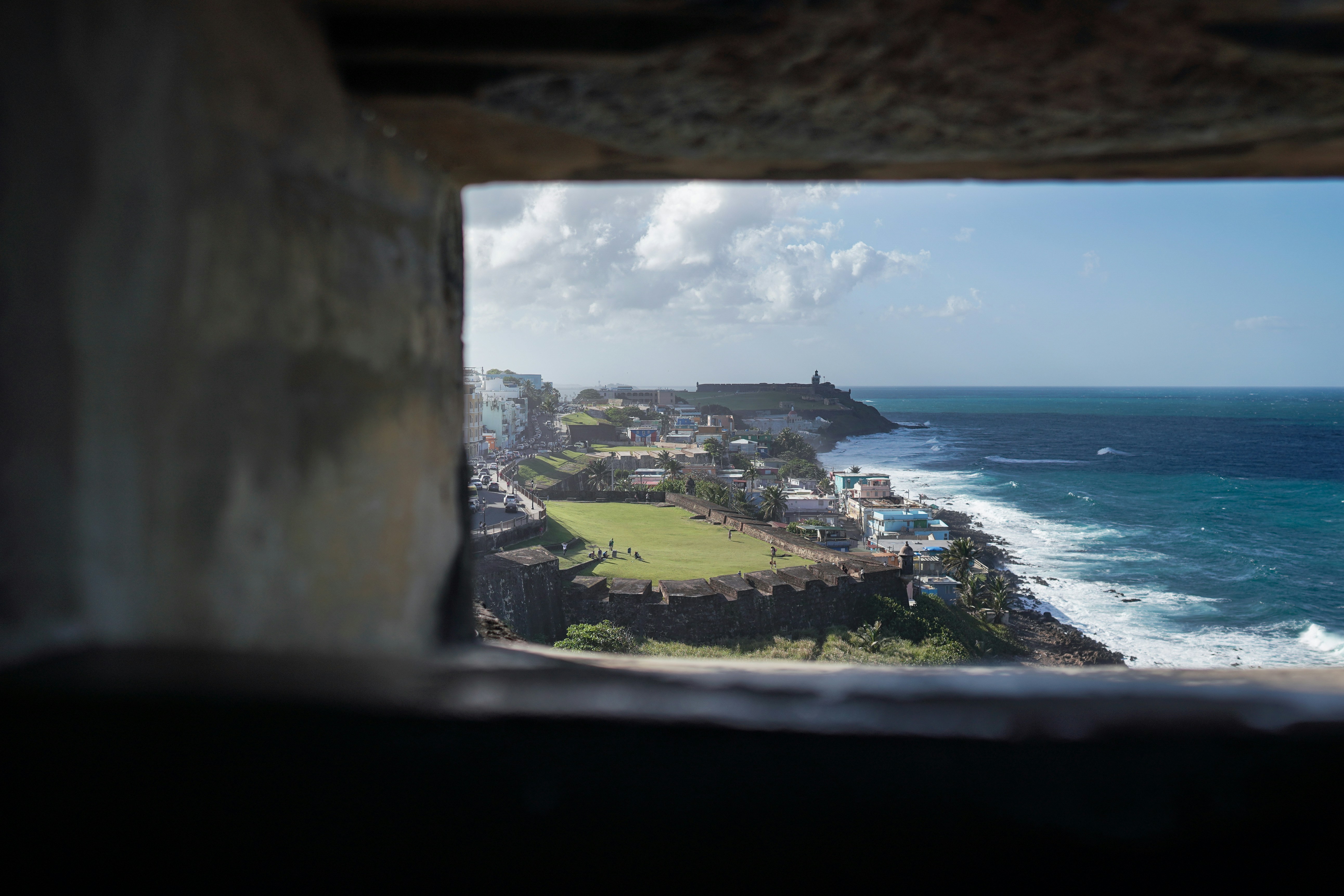 Foto Una vista del océano desde una ventana en un edificio – Imagen ...