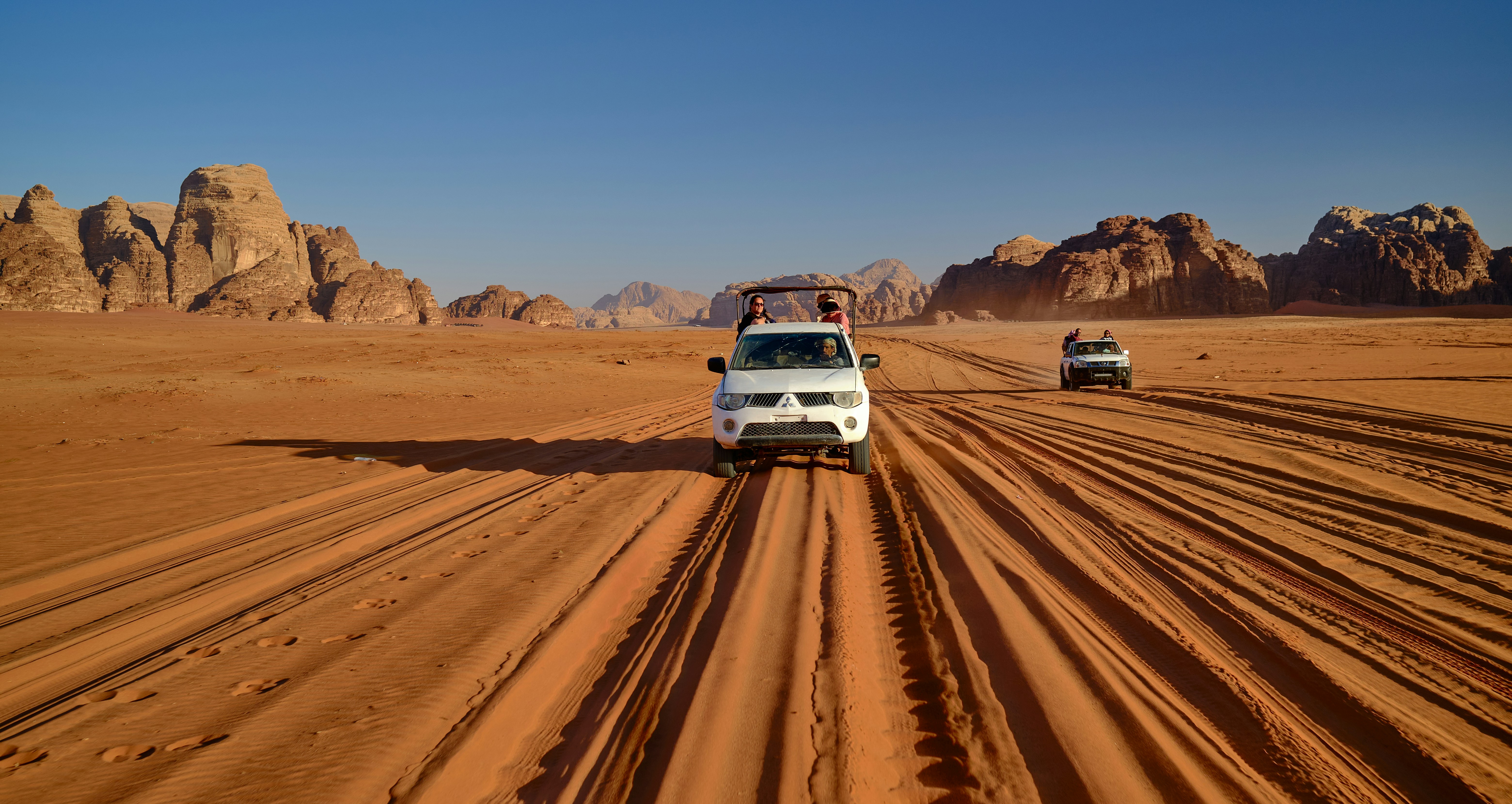 Zwei Fahrzeuge fahren auf einem Feldweg in der Wüste Foto – Kostenloses ...