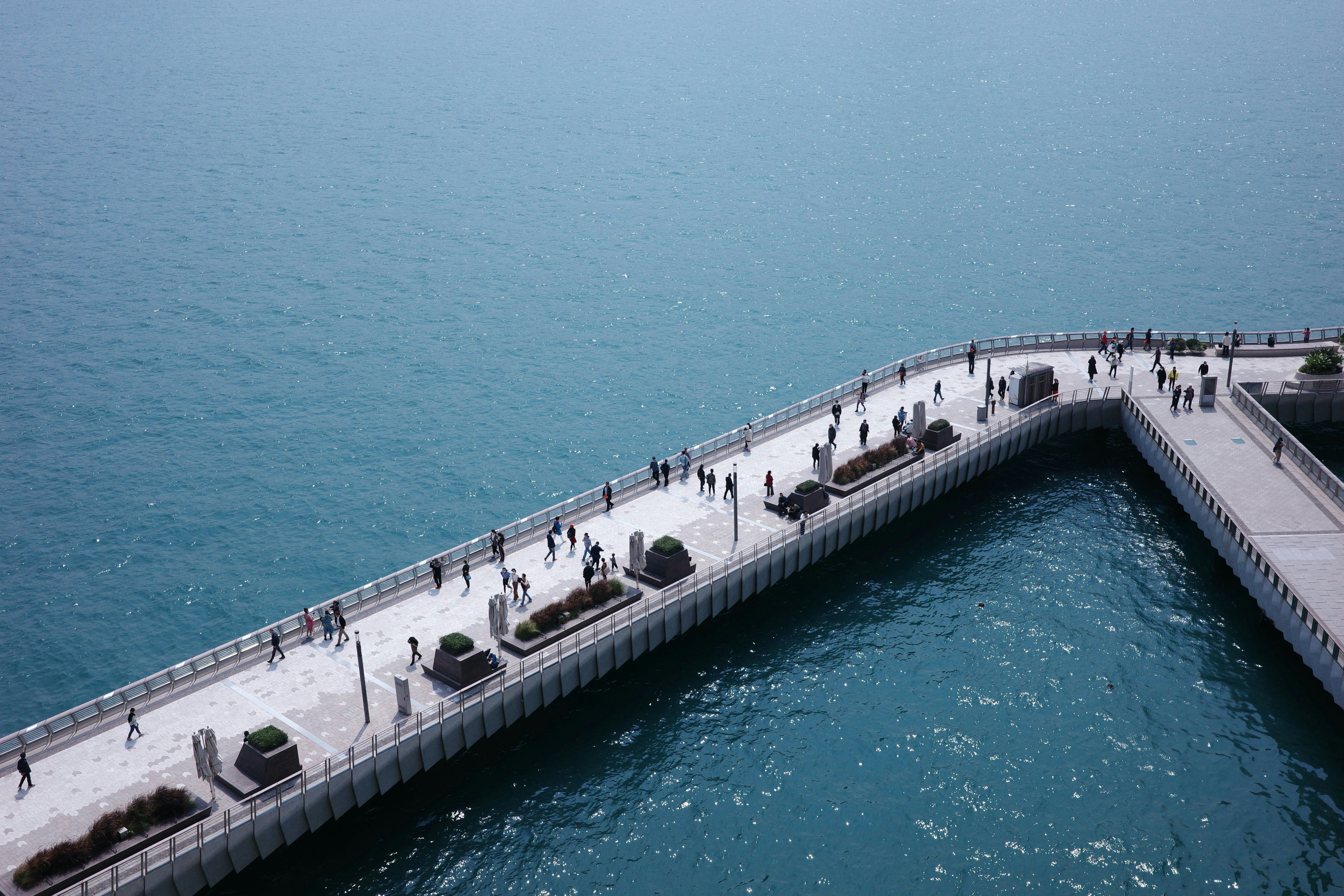 Diagonal Confluence: An Aerial Portrait of an L-Shaped Pier Over Turquoise Waters