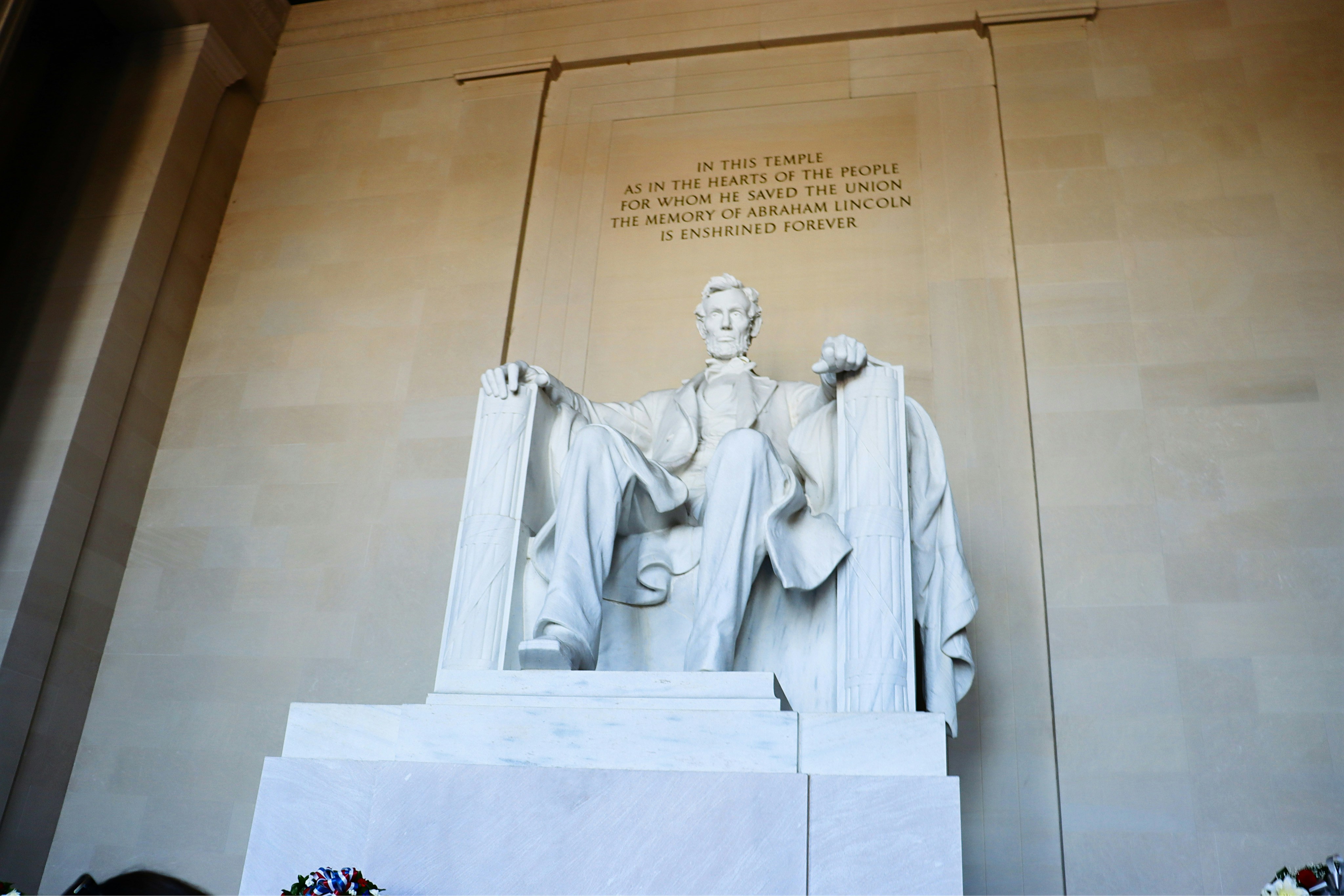 a statue of abraham lincoln in the lincoln memorial