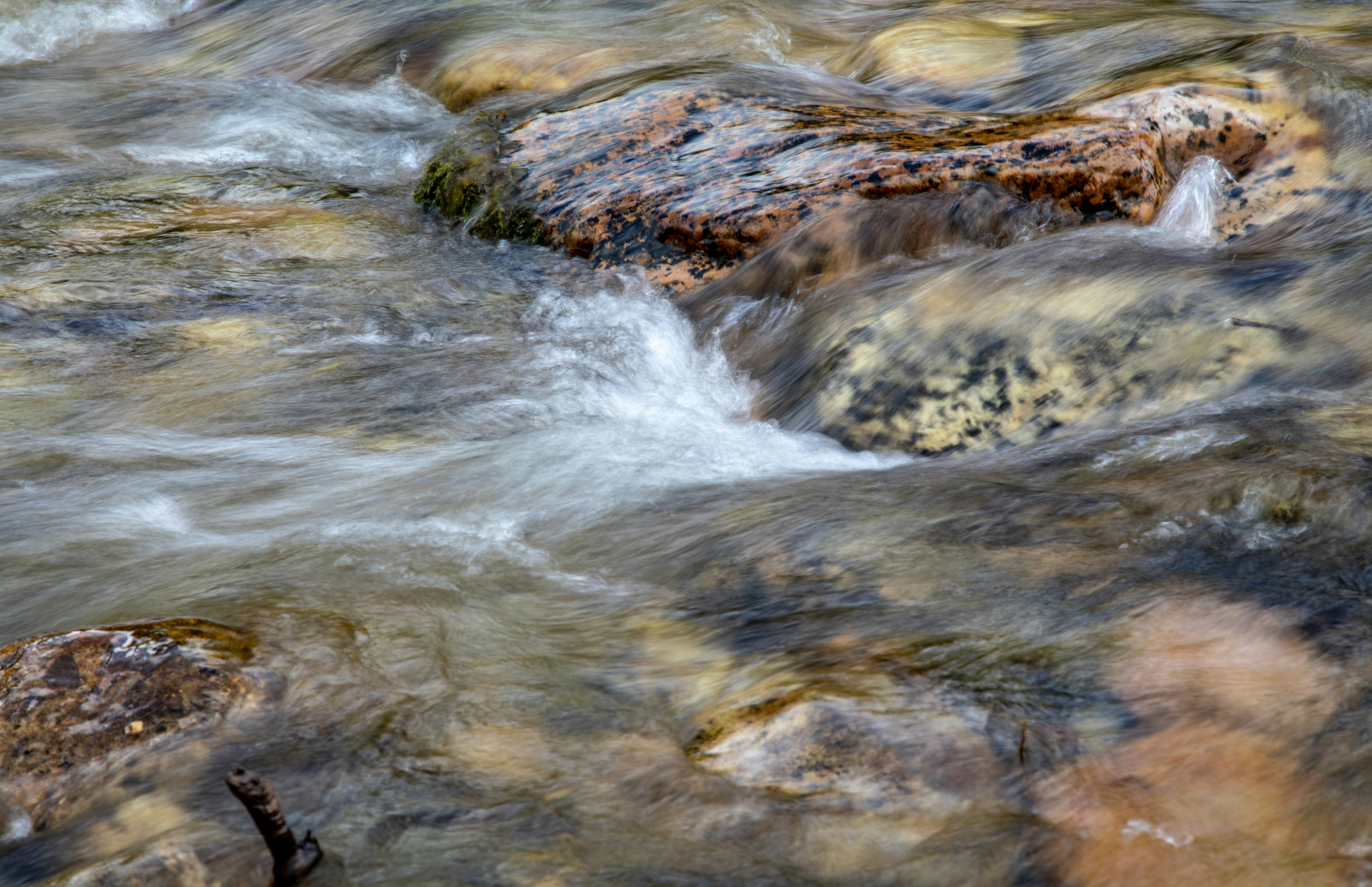 A close up of a river with rocks in it photo – Free River Image on Unsplash