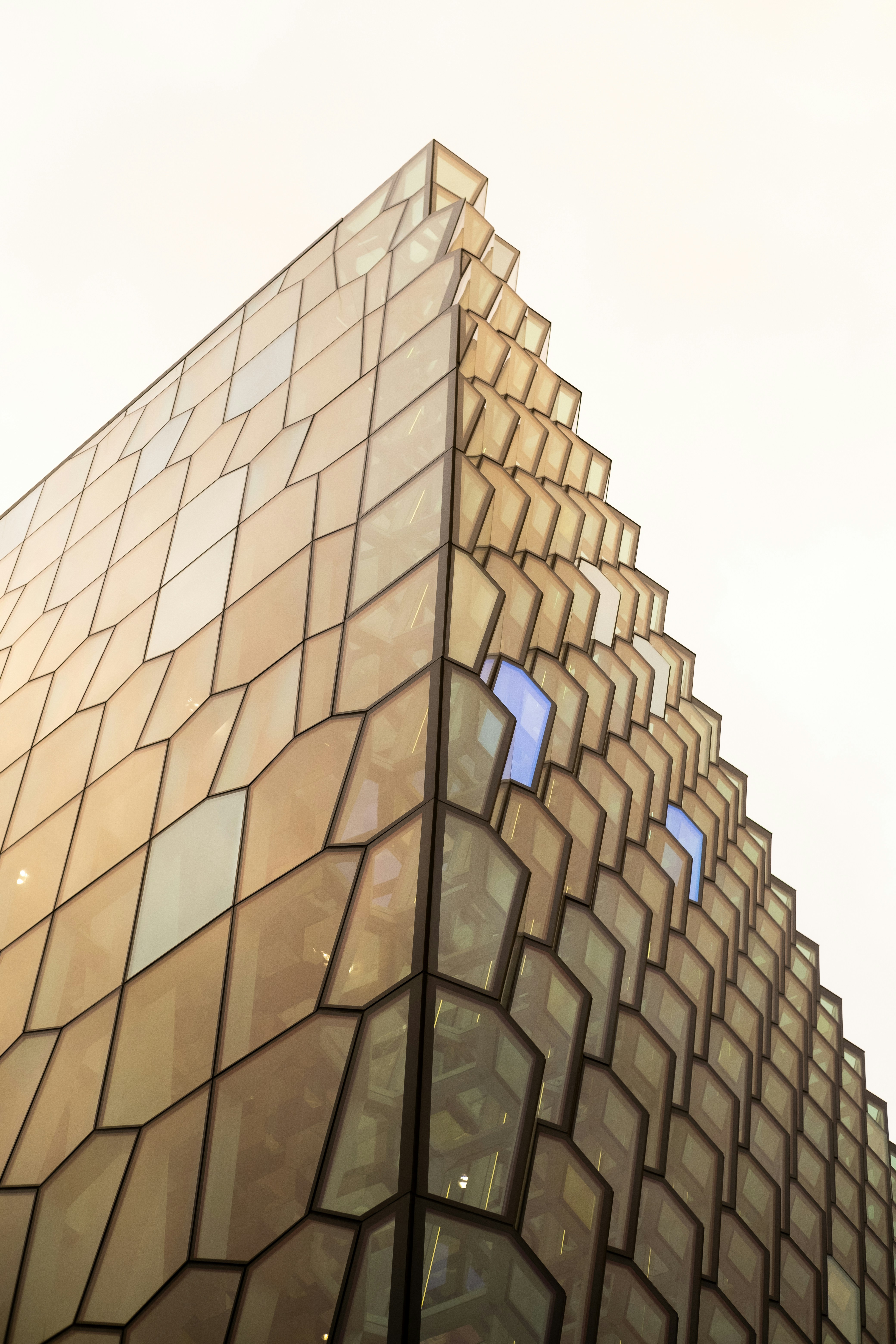 Golden Facets Along a Diagonal Glass Corner