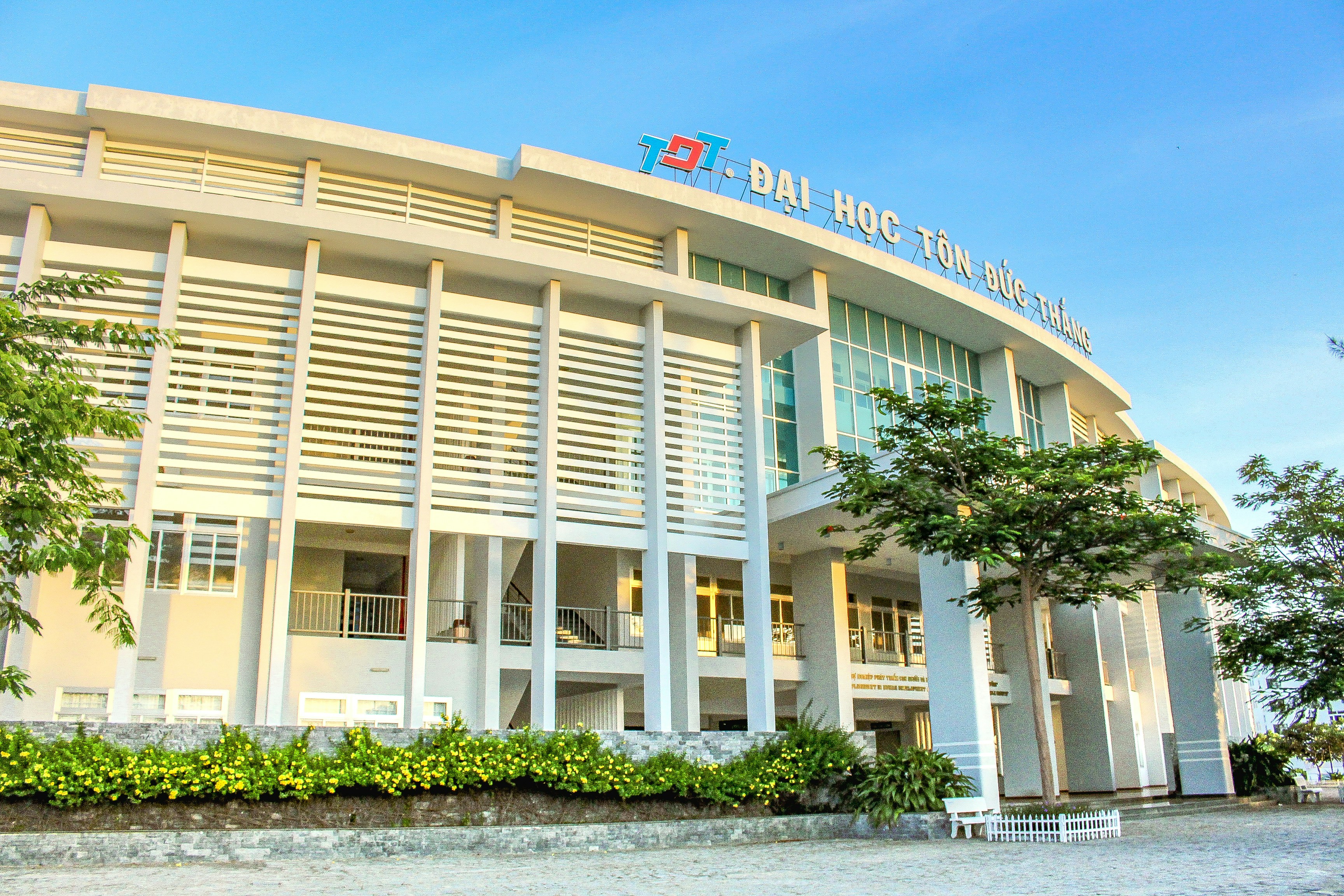 University Building Pictures | Download Free Images on Unsplash