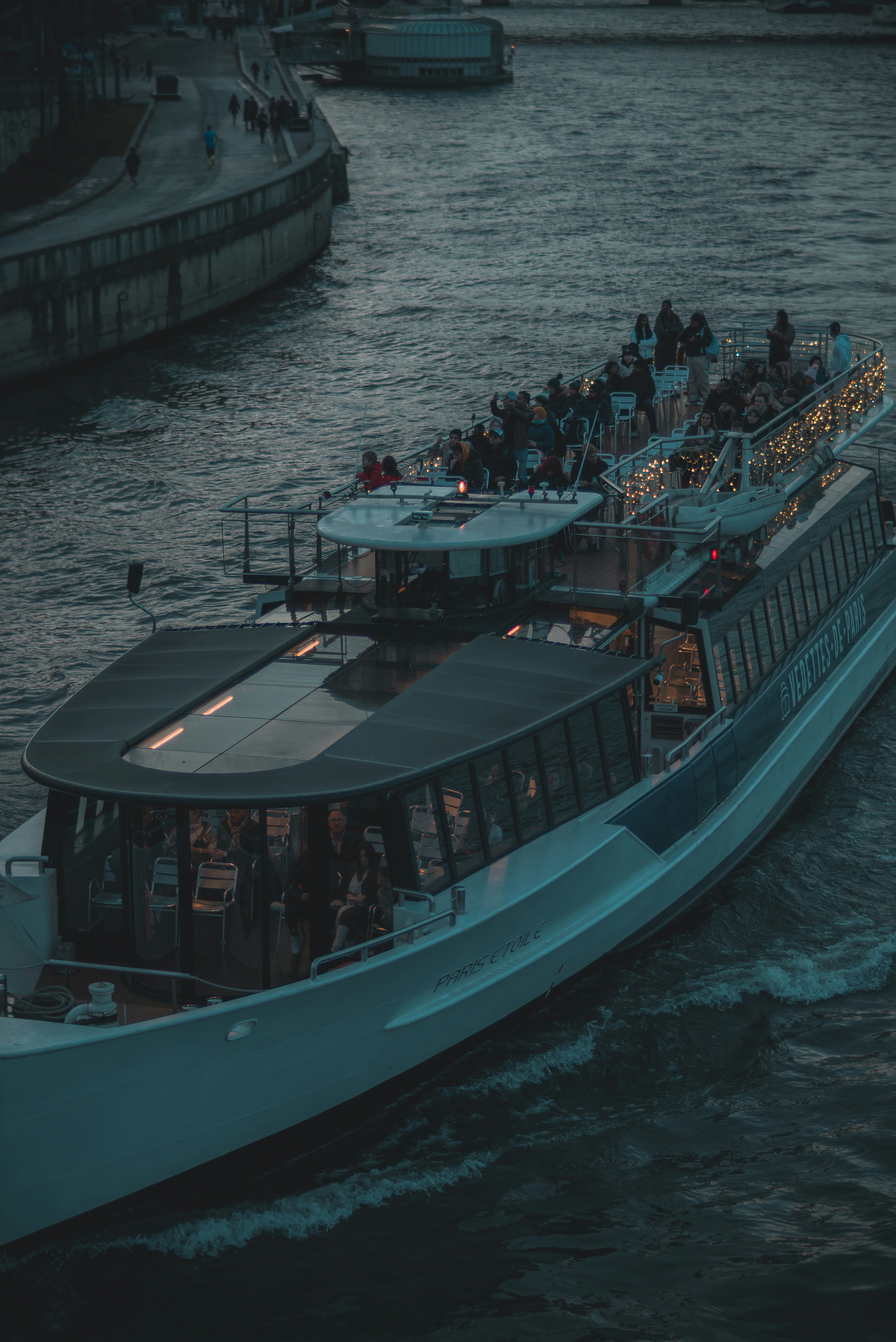 Evening Tour Afloat: A Lux Boat Party Steams Through the River