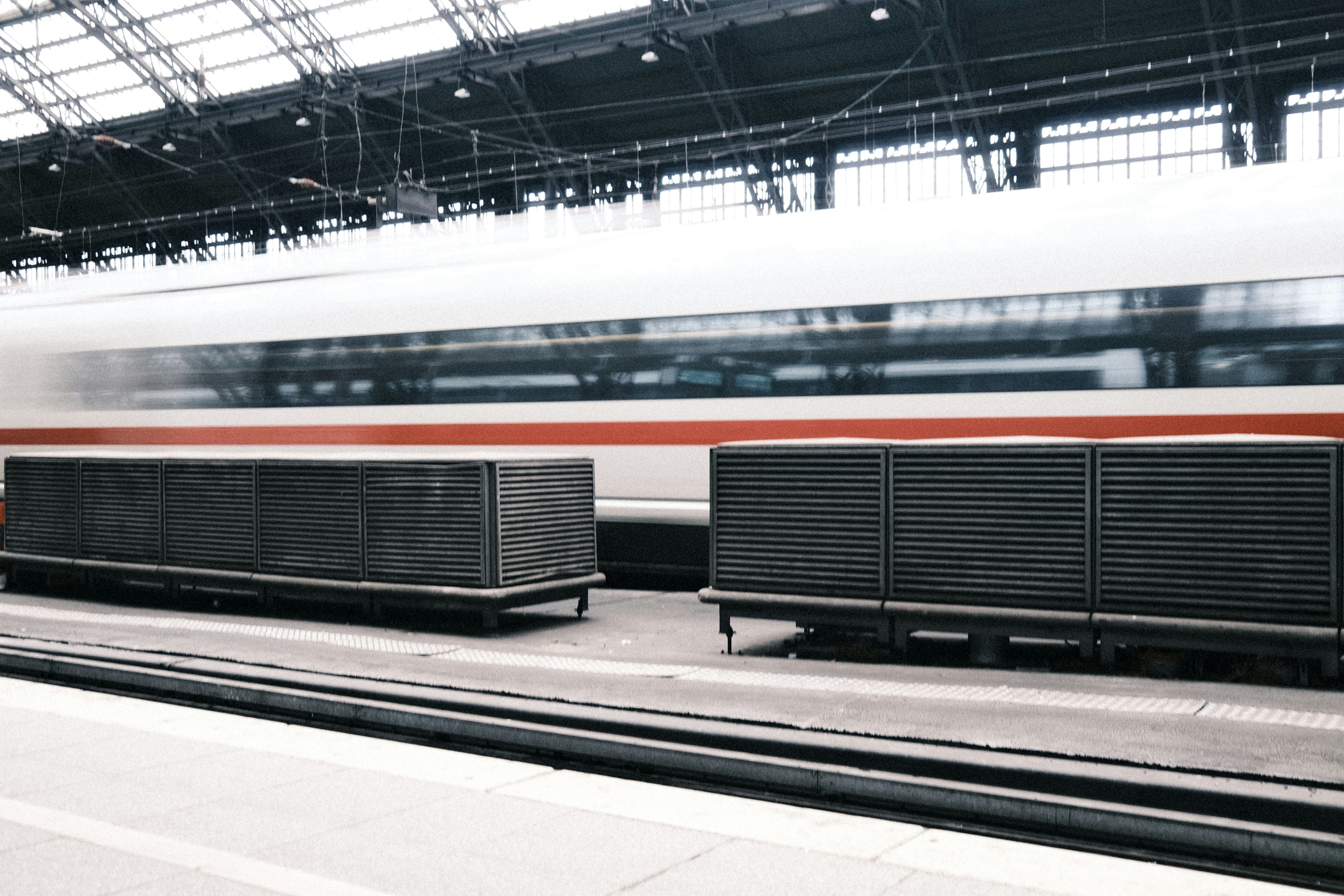 Un train passant devant une gare à côté d’un quai de chargement photo ...