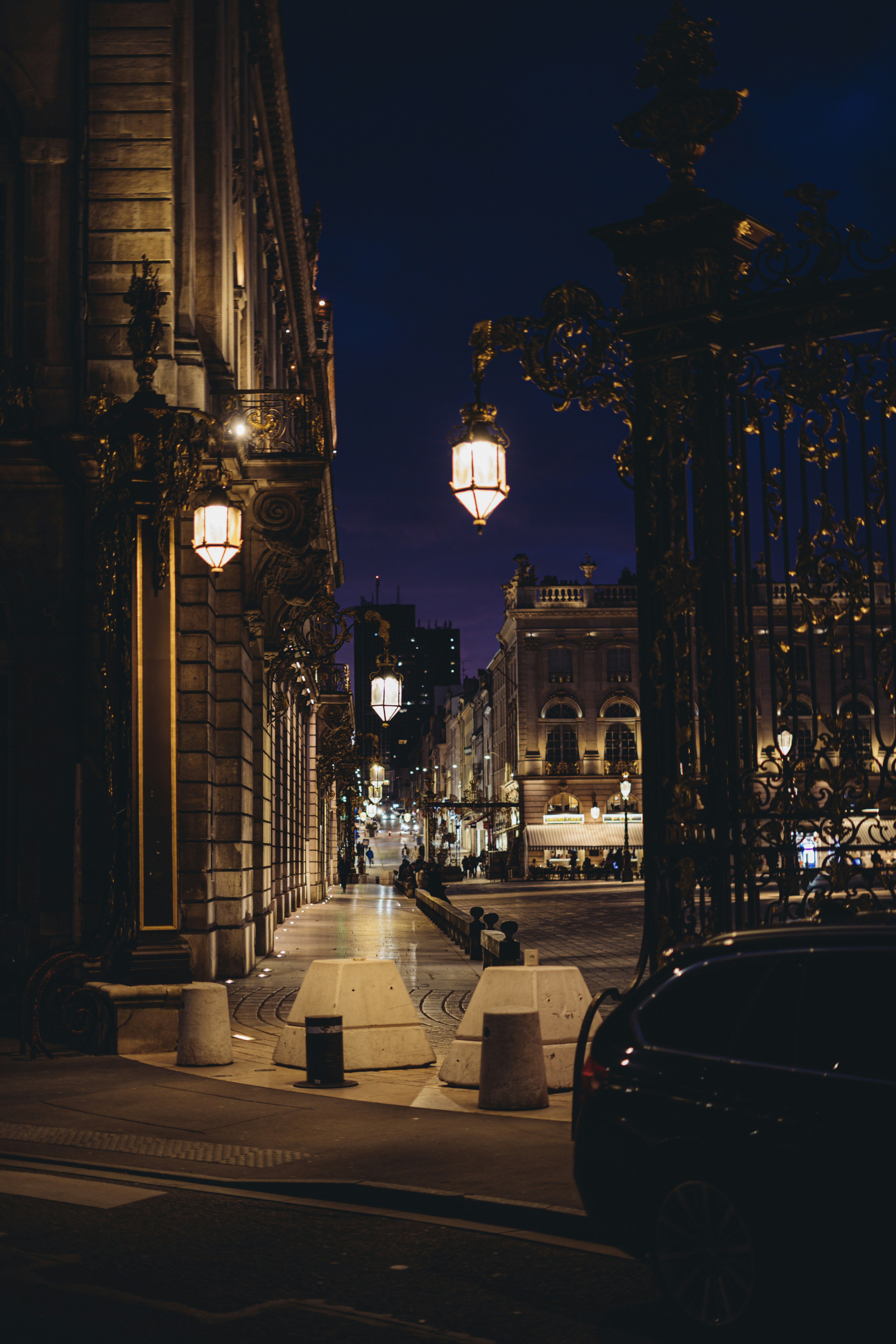 Une rue de la ville la nuit avec des lampadaires photo – Image gratuite ...