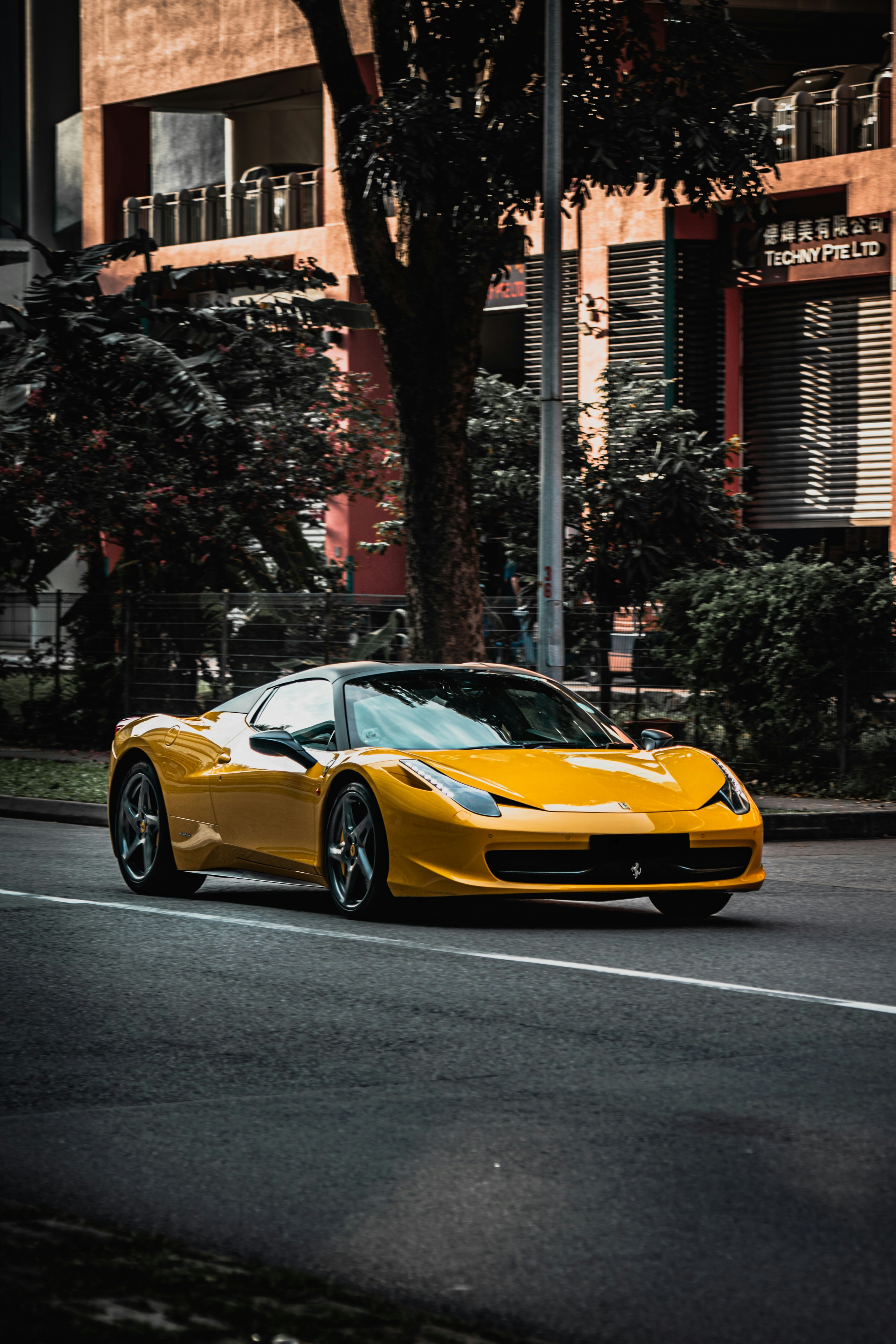 Foto Un coche deportivo amarillo estacionado al costado de la carretera ...