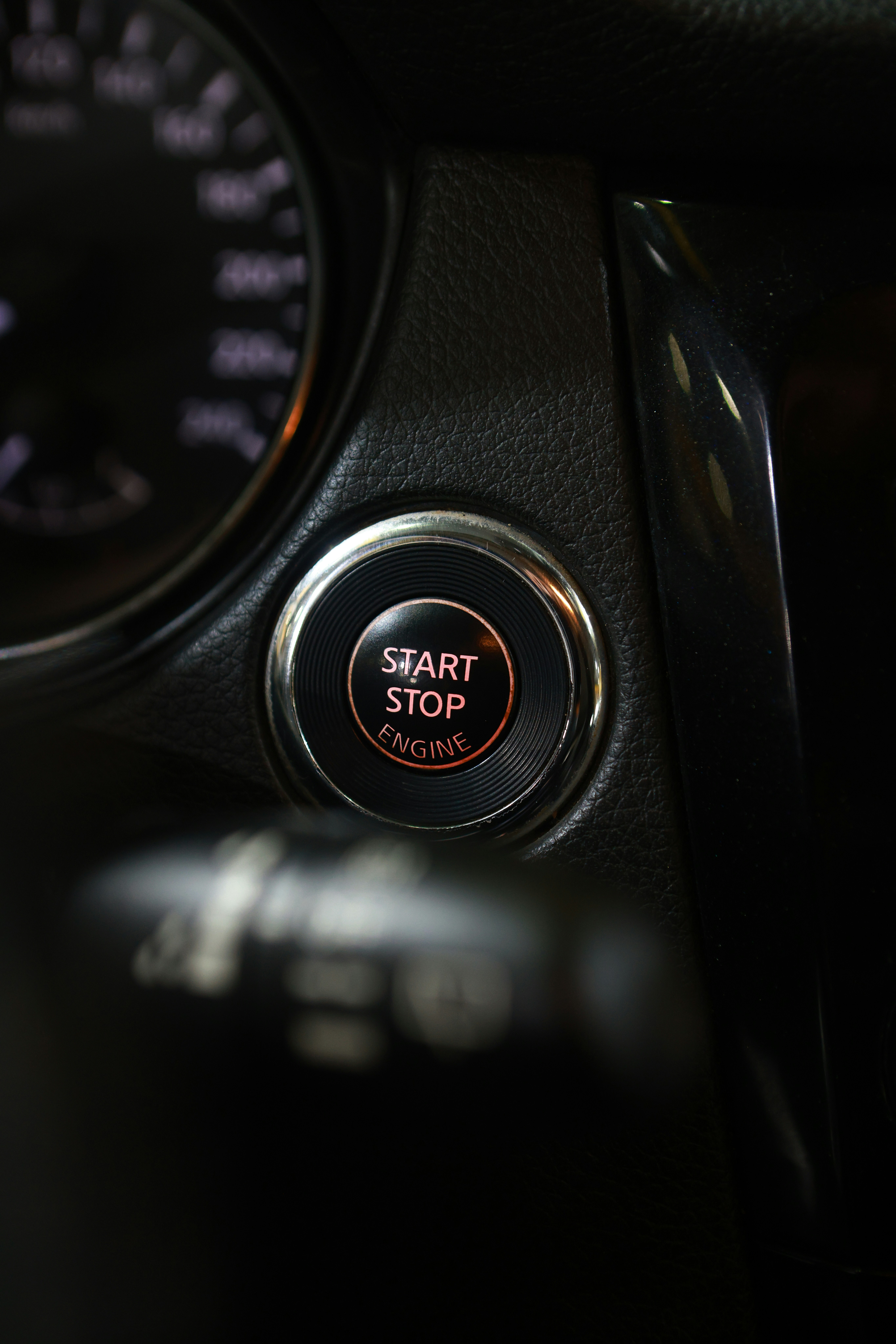 Foto zum Thema Der Startknopf eines Autos mit Tachometer – Kostenloses ...