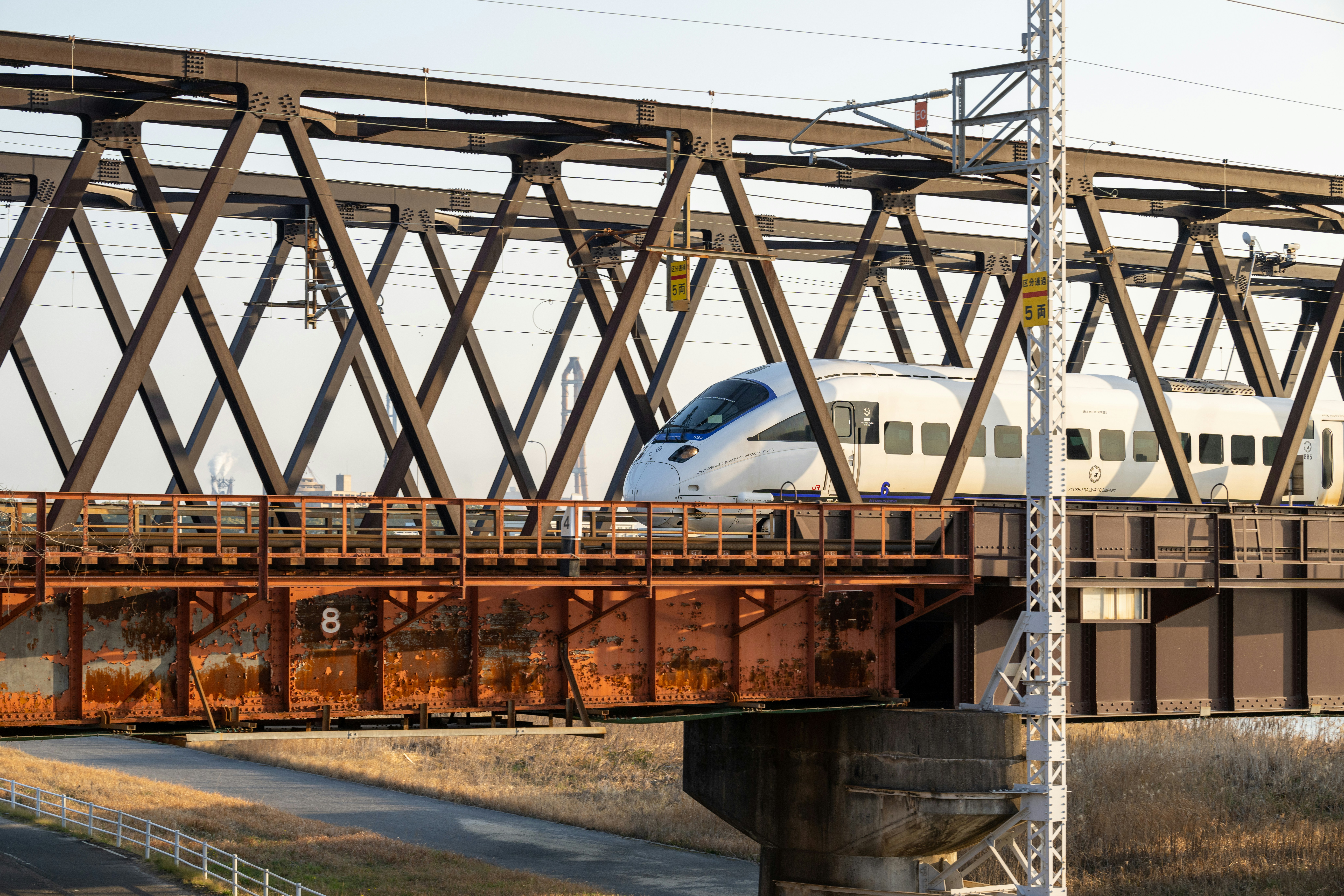Un train sur une voie ferrée traversant un pont photo – Photo Chemin de ...