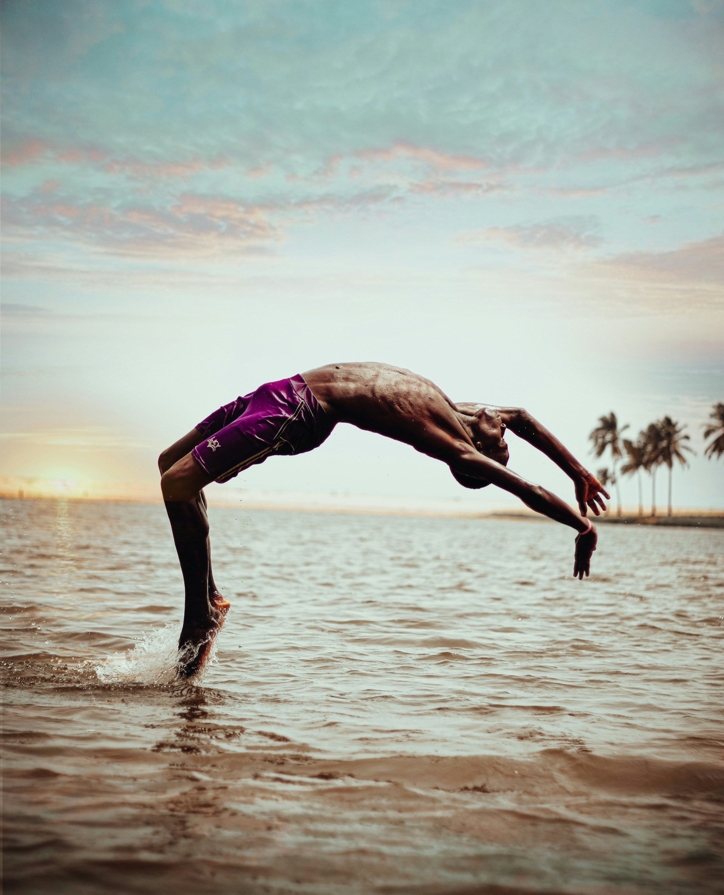 A man is doing a handstand in the water photo – Free Man Image on Unsplash