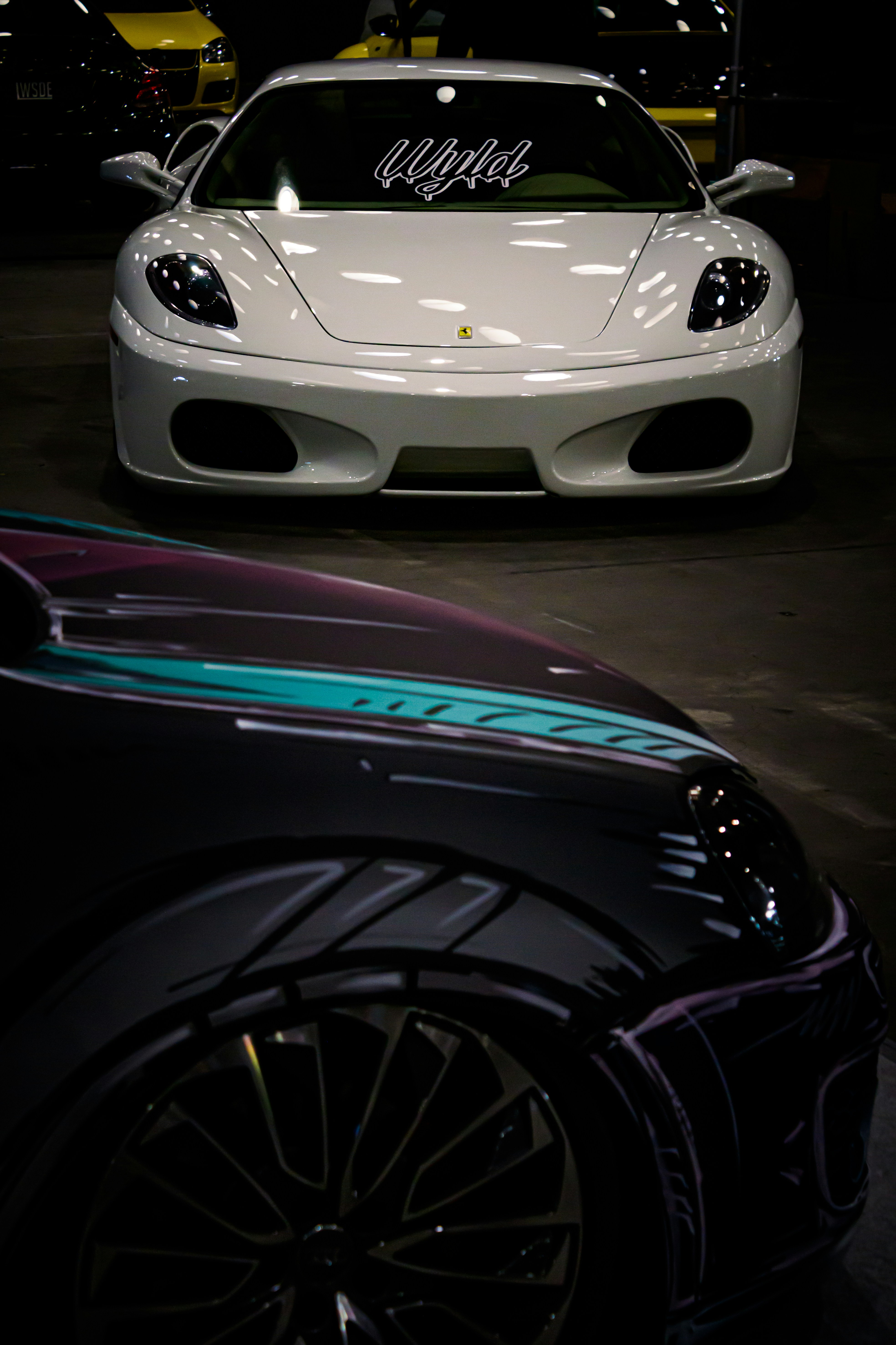 Ferrari blanche dans l'ombre
