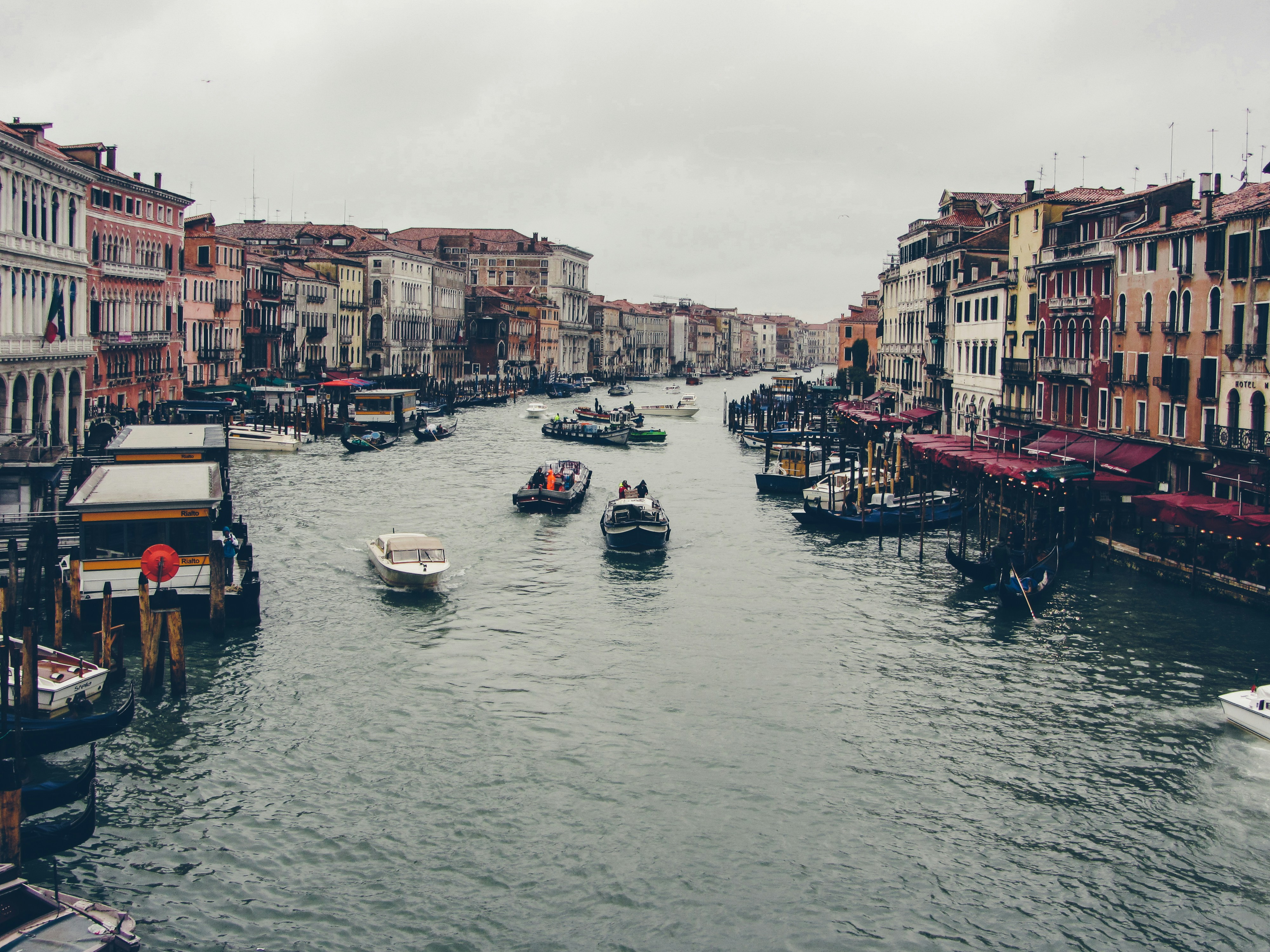 Foto Una vía fluvial con varios botes pequeños en ella – Imagen Venecia ...