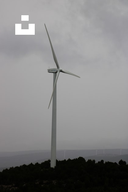Foto Zum Thema Eine Windkraftanlage Auf Einem Hügel Kostenloses Bild