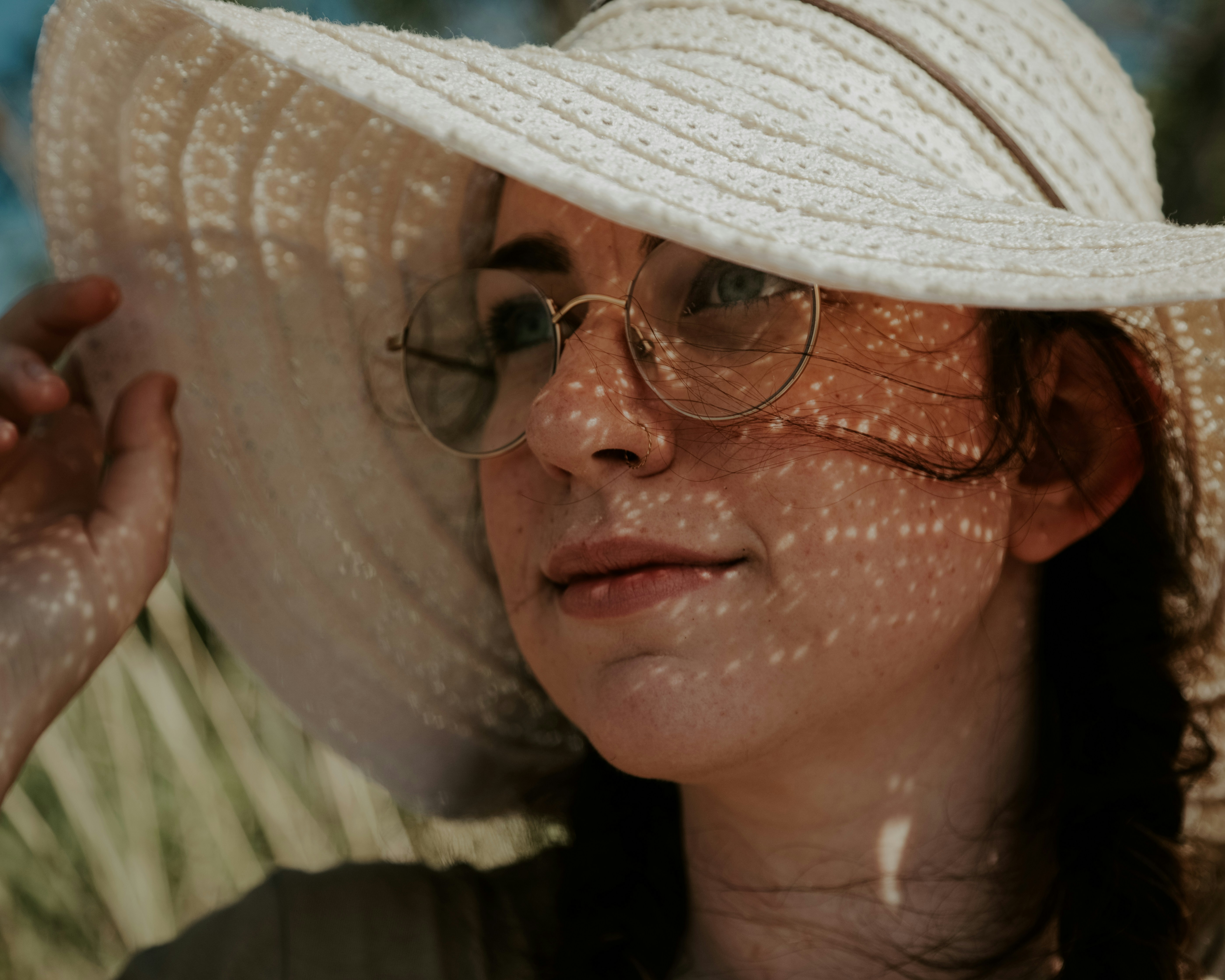 Una mujer con sombrero blanco y gafas foto – Imagen de Playa gratuita ...