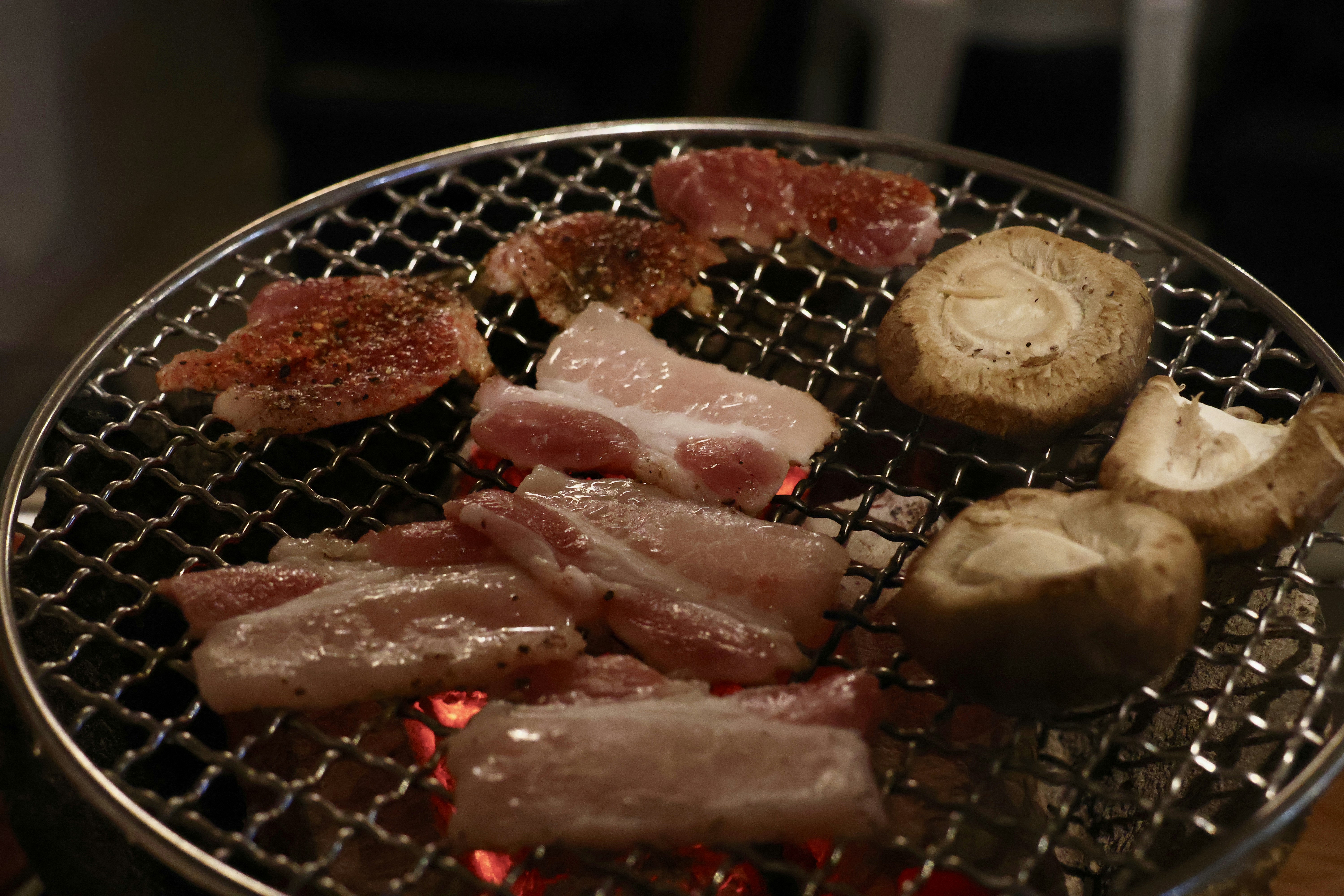 Rosy Slices and Mushroom Orbs on a Circular Grill