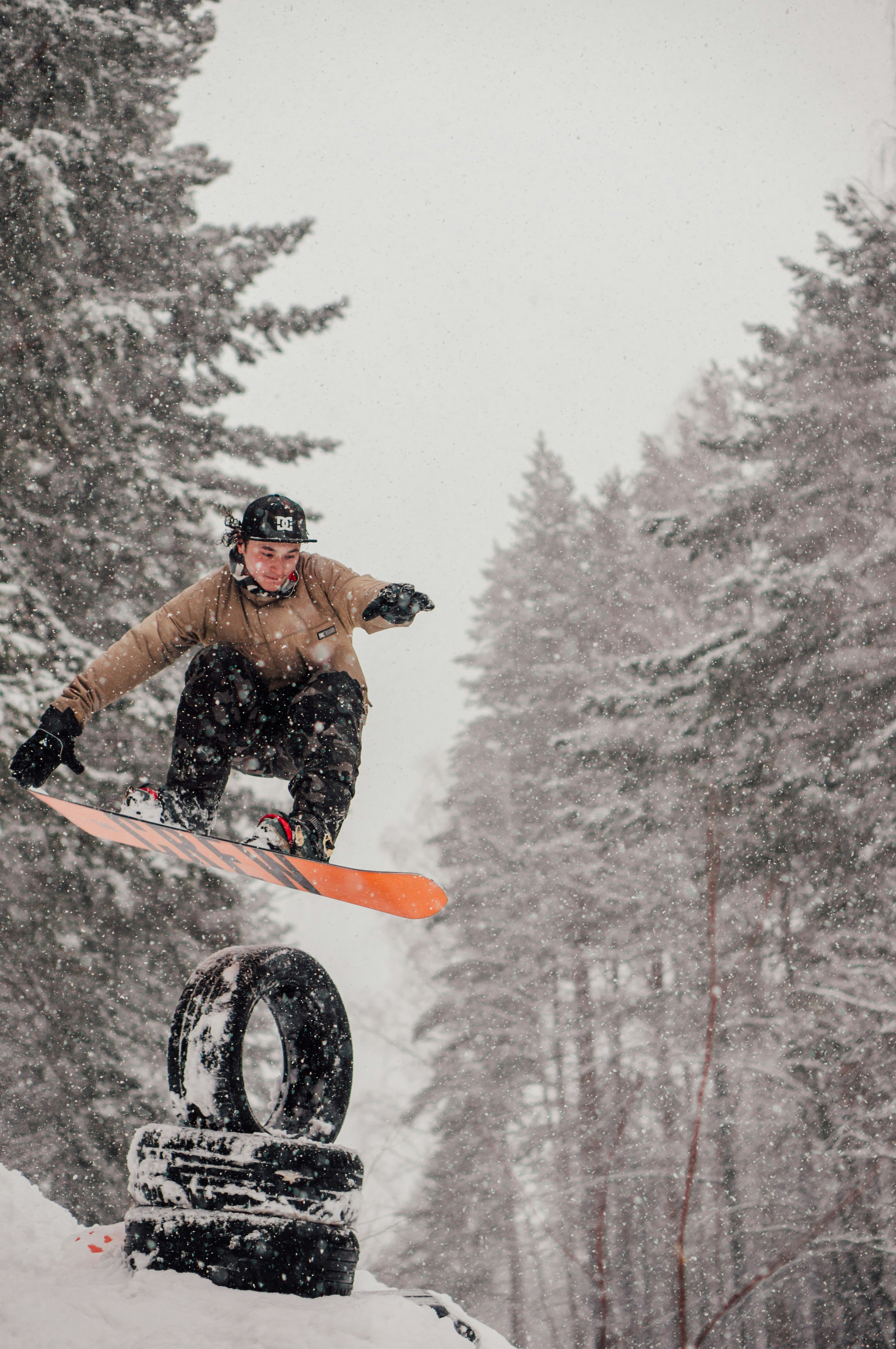 A man flying through the air while riding a snowboard photo – Free Land ...