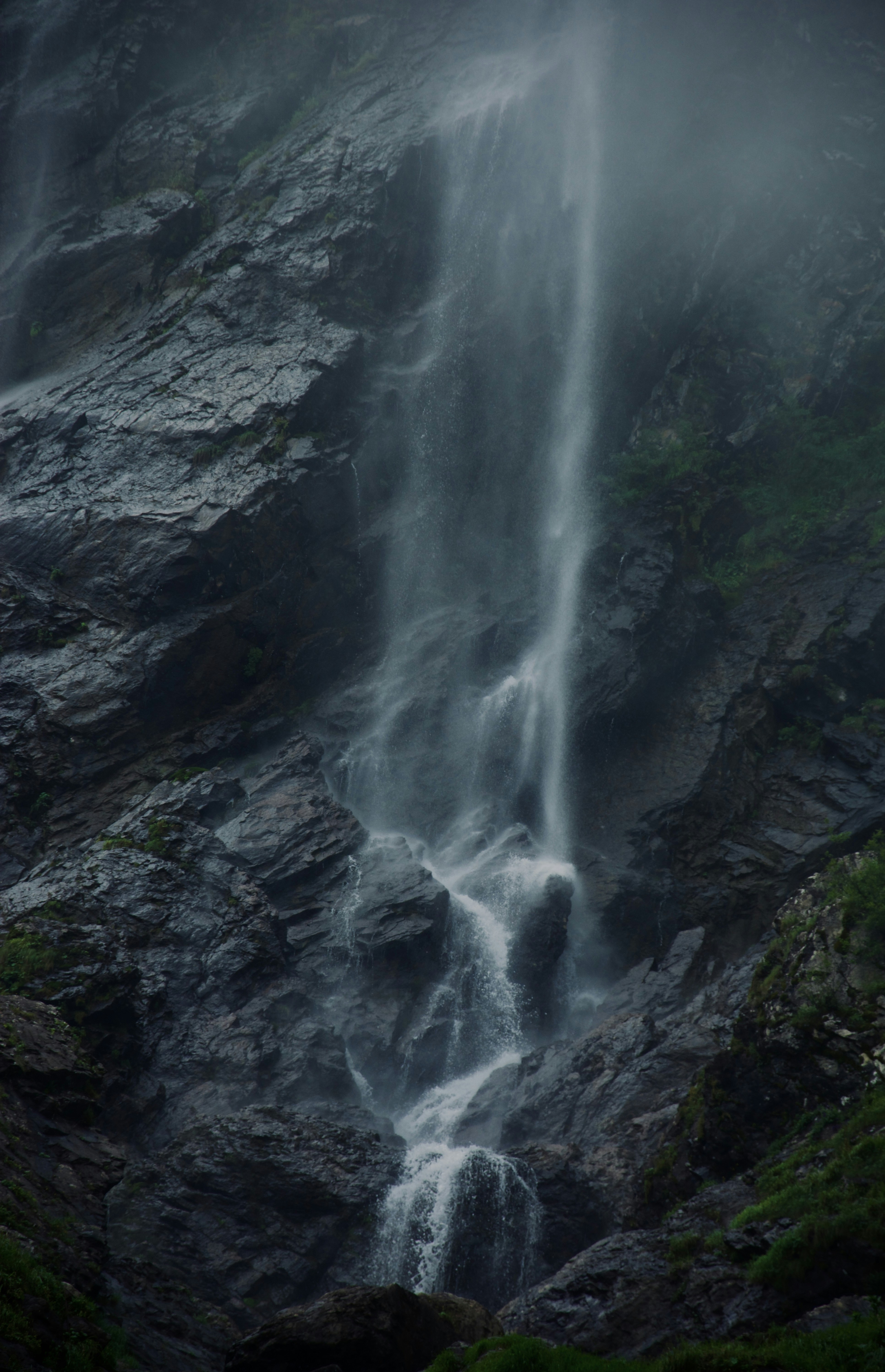 A very tall waterfall in the middle of a forest photo – Free Nature ...