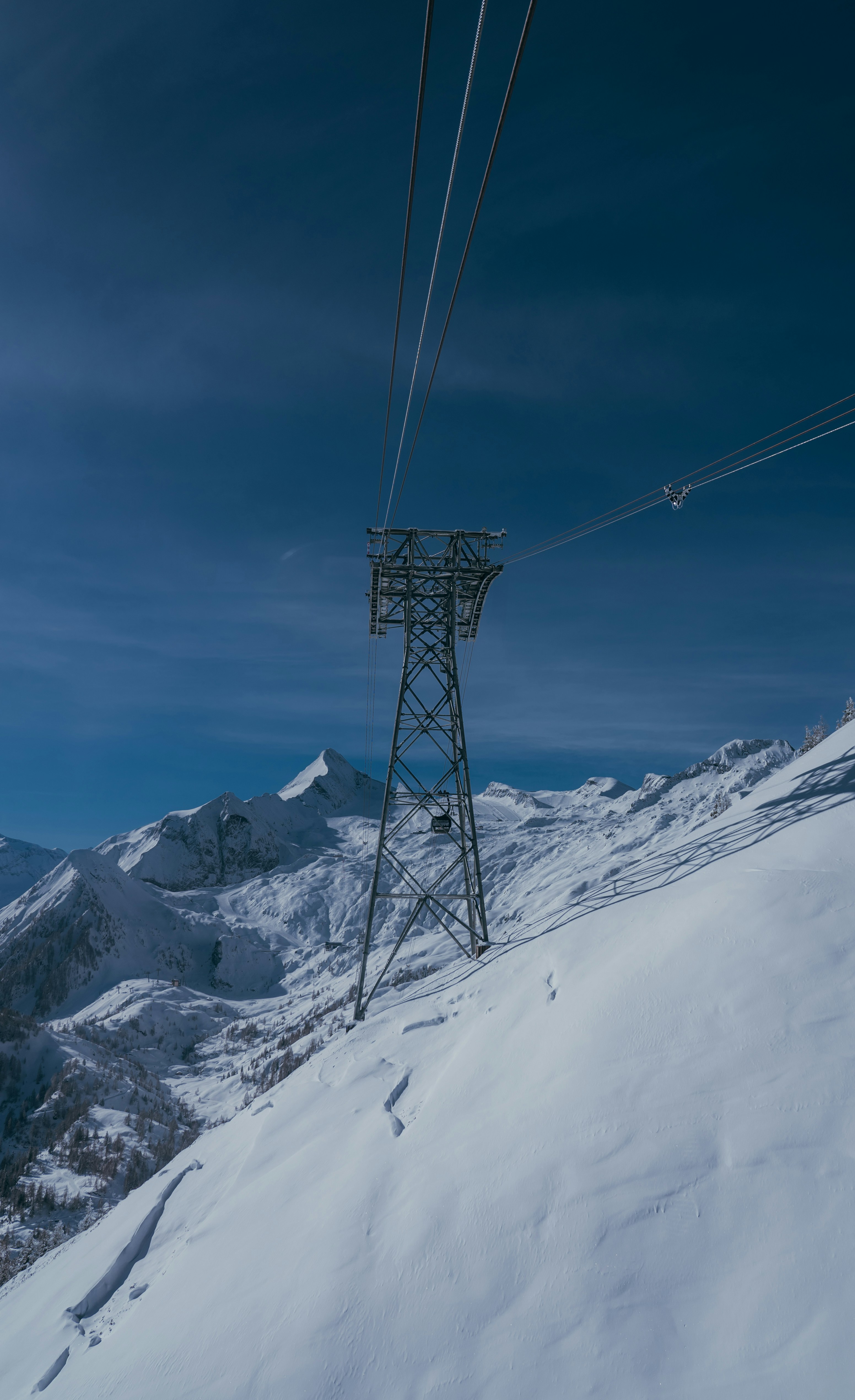 A ski lift going up a snowy mountain photo – Free Austria Image on Unsplash