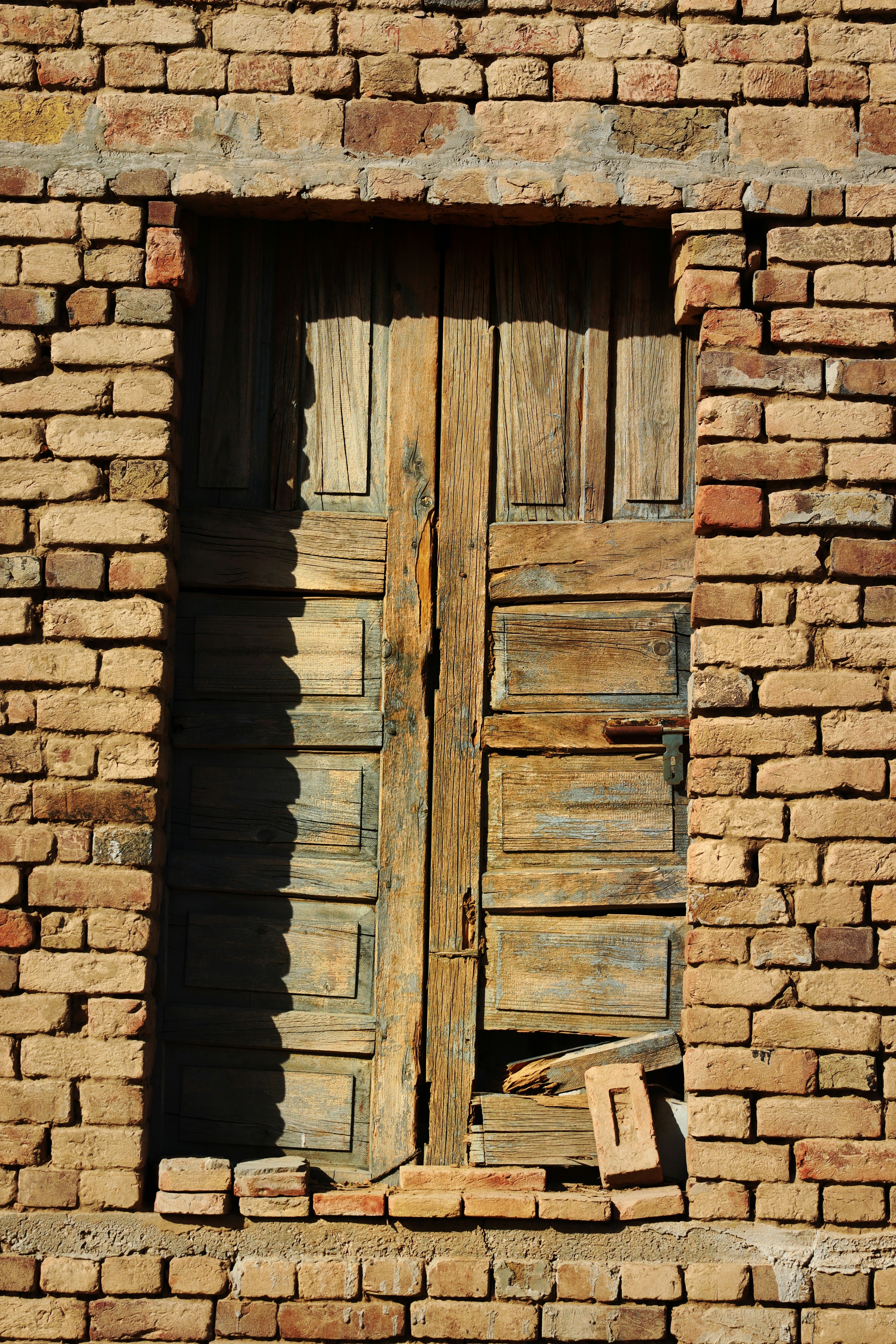 Une porte en bois avec un mur de briques derrière elle photo – Photo ...