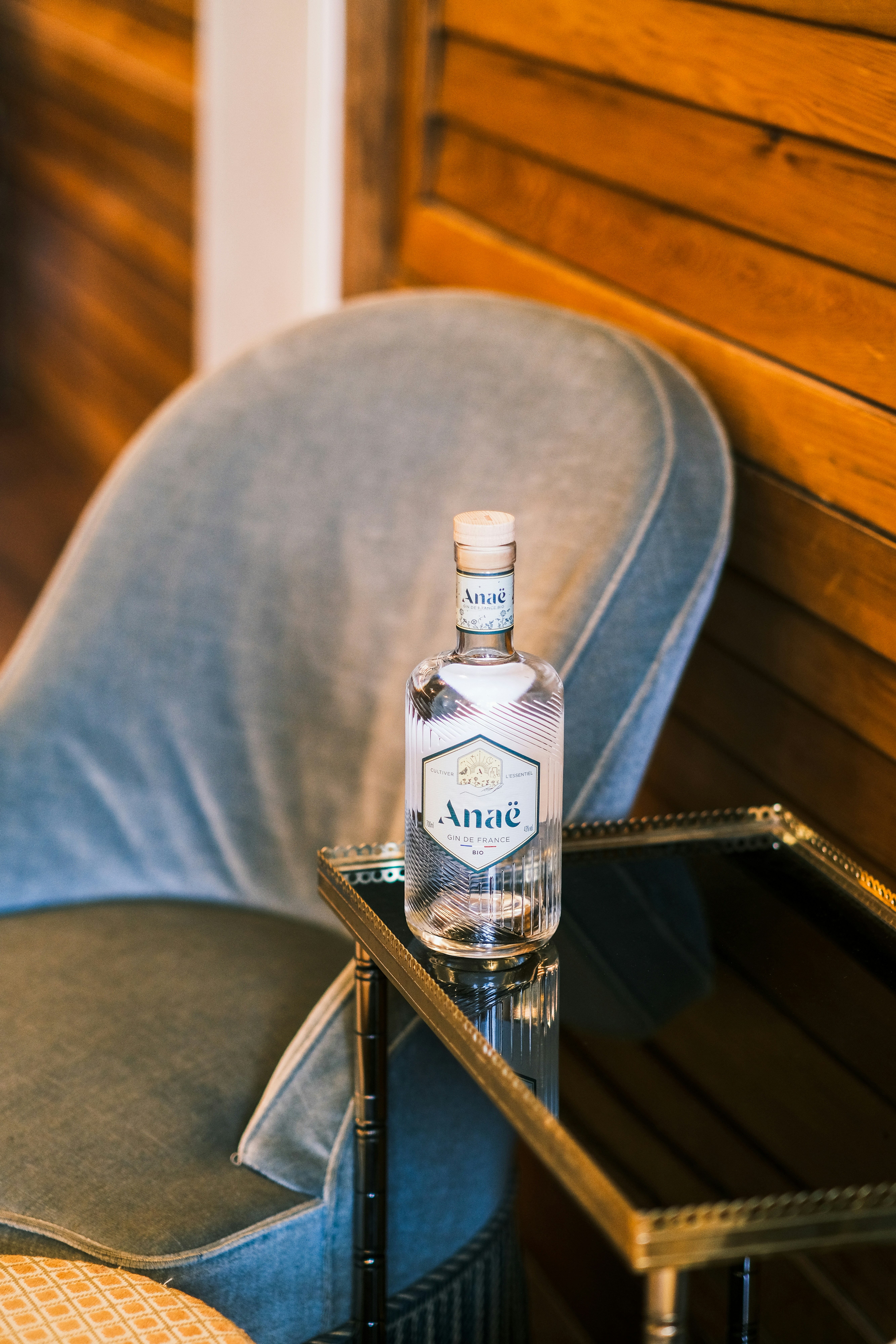 Glass-Table Quiet: Anaé Bottle in Velvet Corner