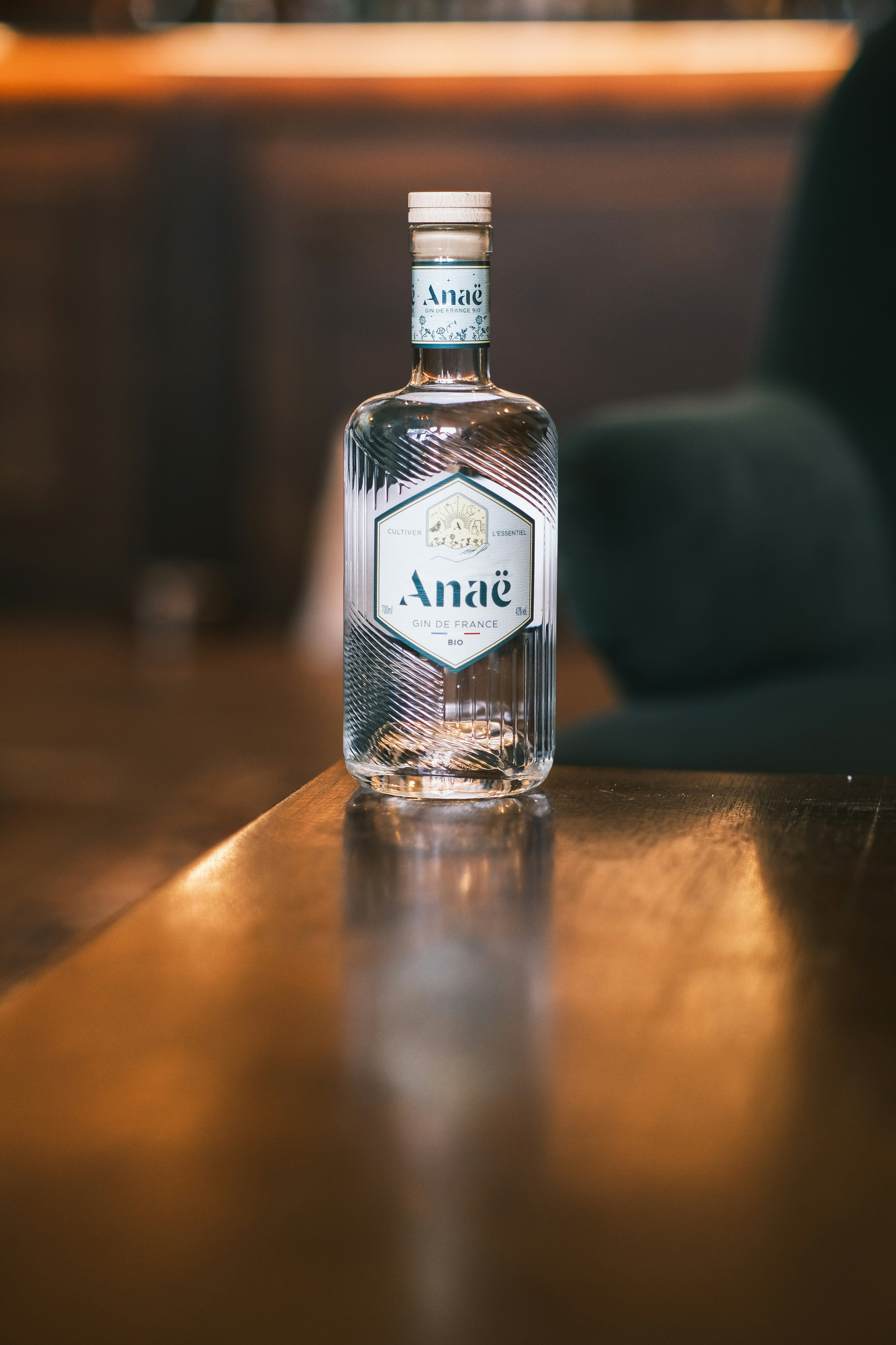 Anaé Gin Under Bar Warmth: A Crystal Bottle in Quiet Focus