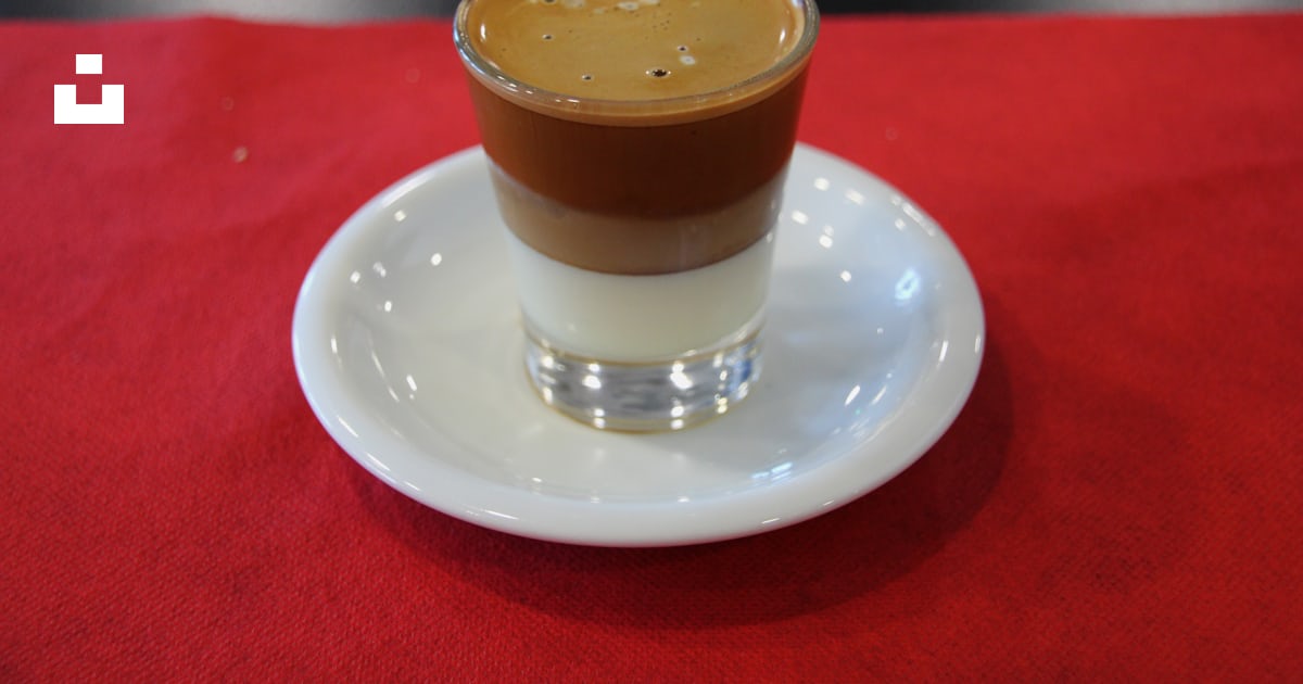 Une Tasse De Café Posée Sur Une Soucoupe Blanche Photo Image Gratuite