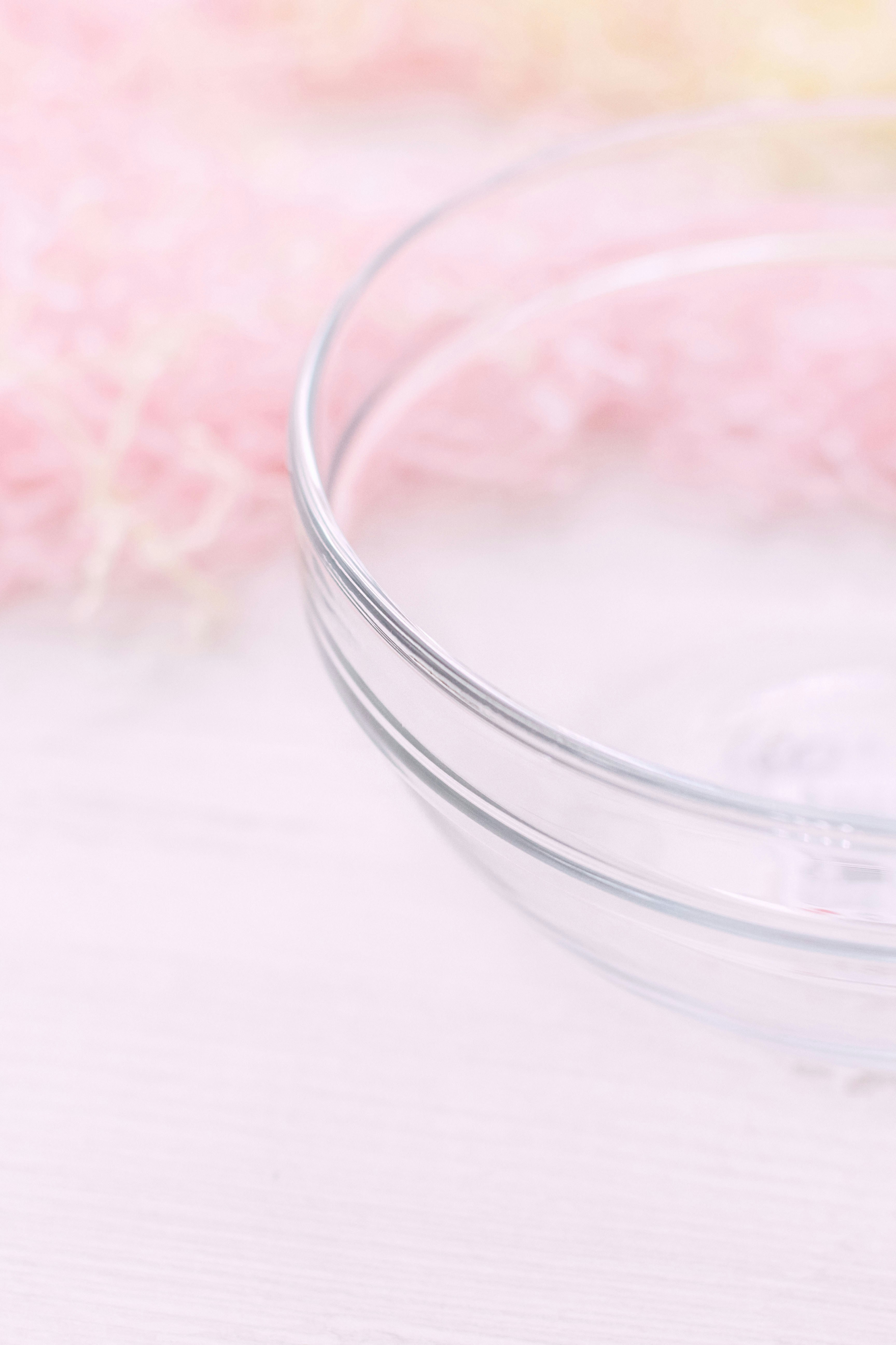 Un primer plano de un recipiente de vidrio sobre una mesa foto – Imagen ...