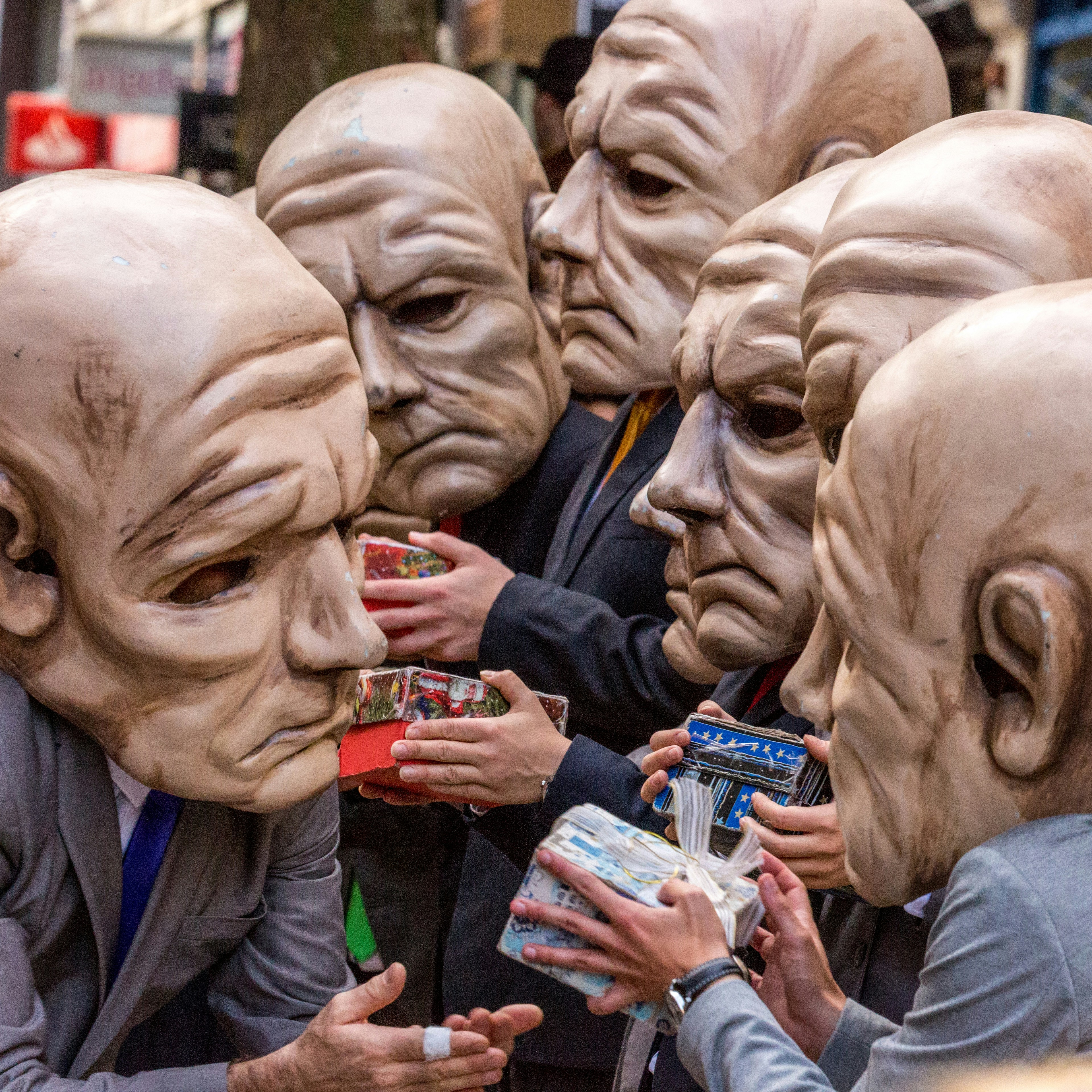 Eine Gruppe von Menschen mit Masken auf jedem ihrer Gesichter Foto ...