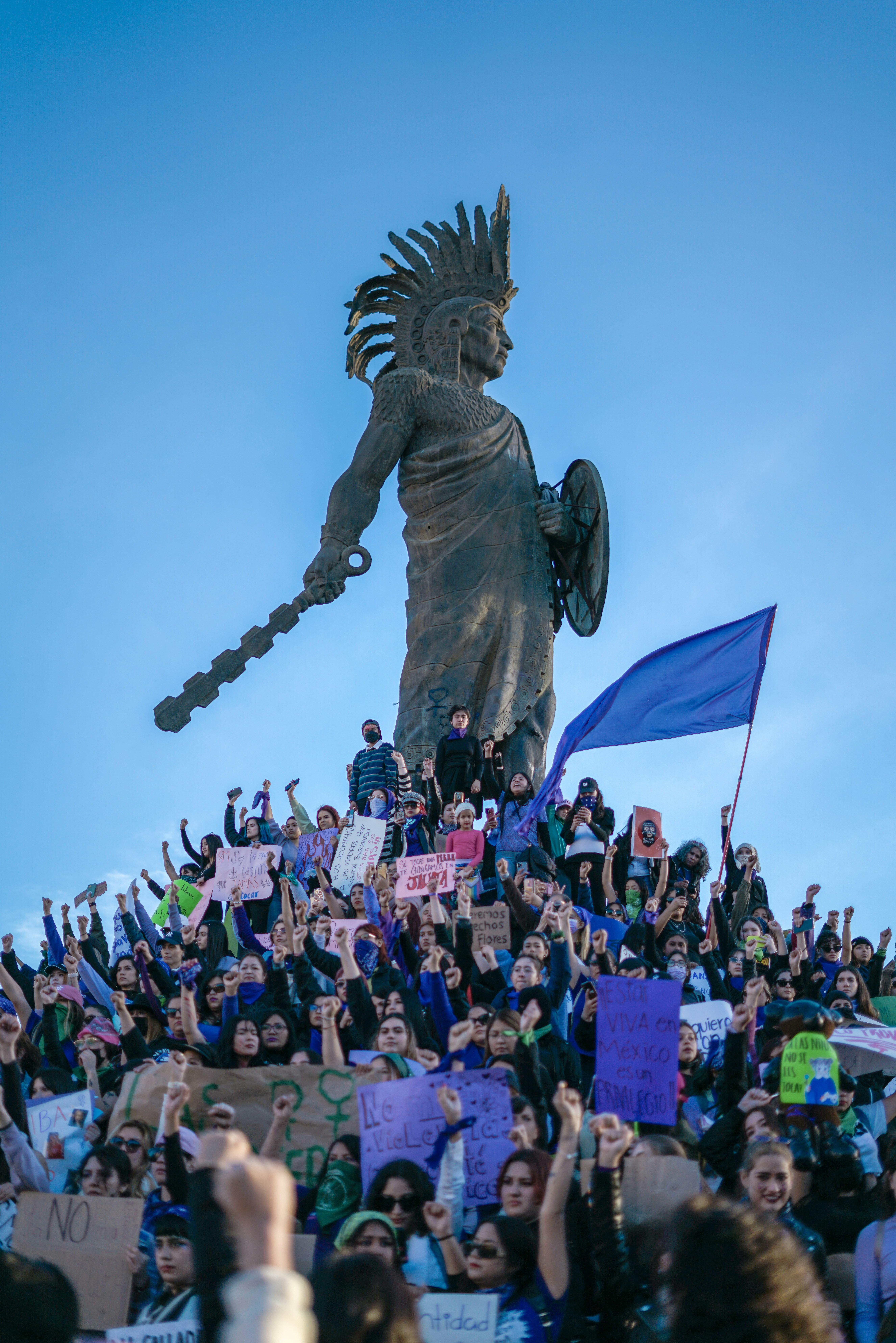 A crowd of people standing around a statue photo – Free People Image on ...