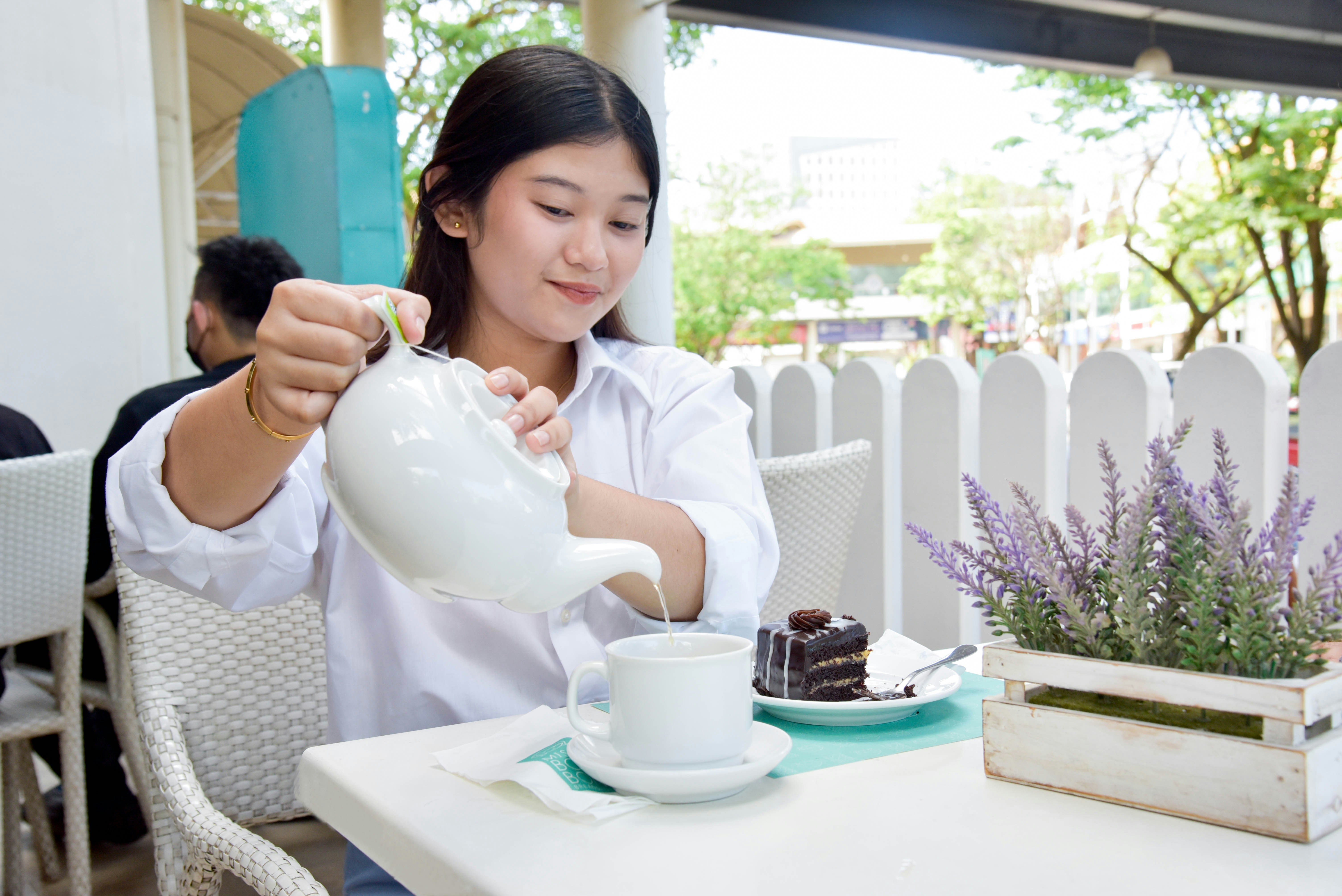 Soft Pour, Quiet Café: A Moment with Tea and Lavender