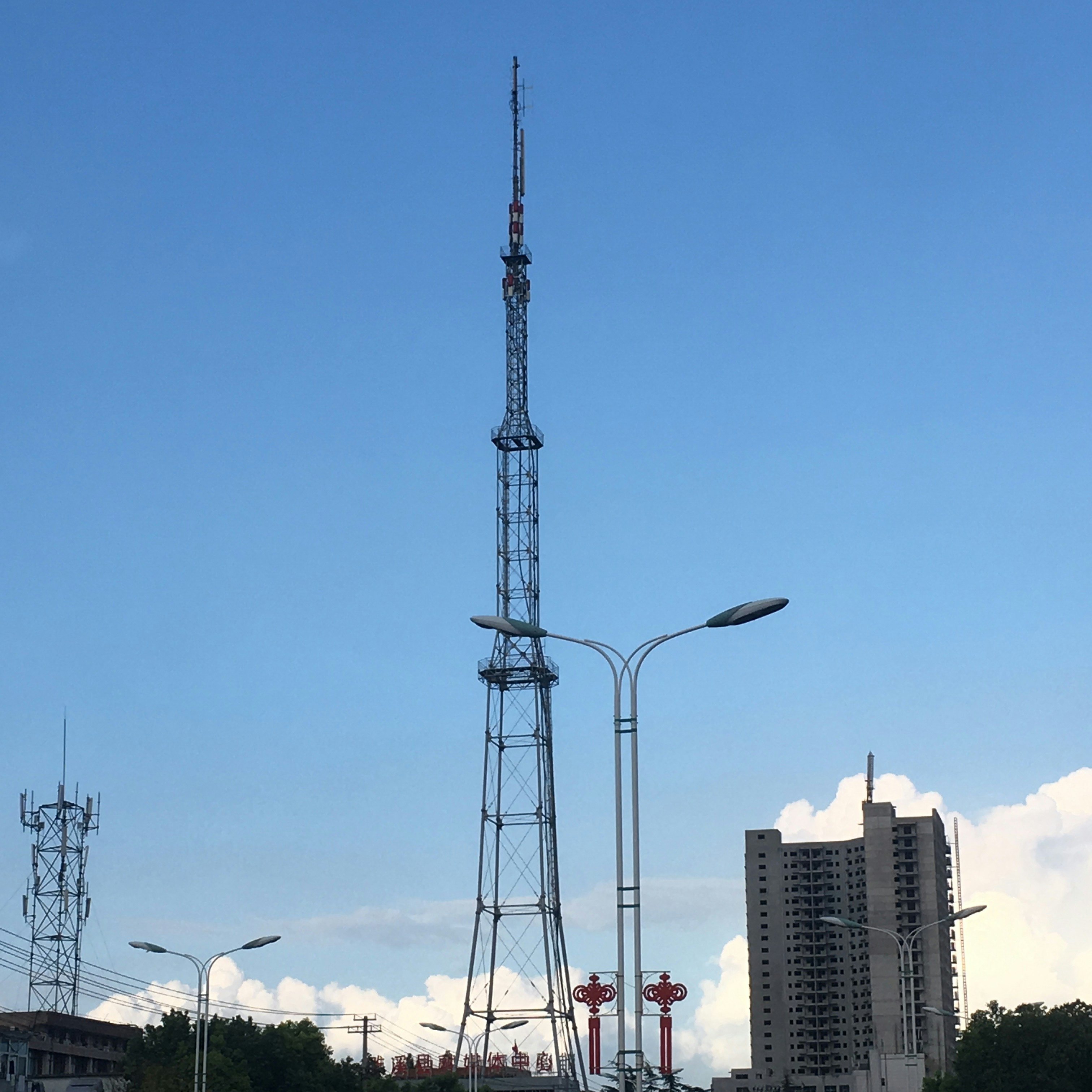 A very tall tower sitting above a city street photo – Free Tower Image ...