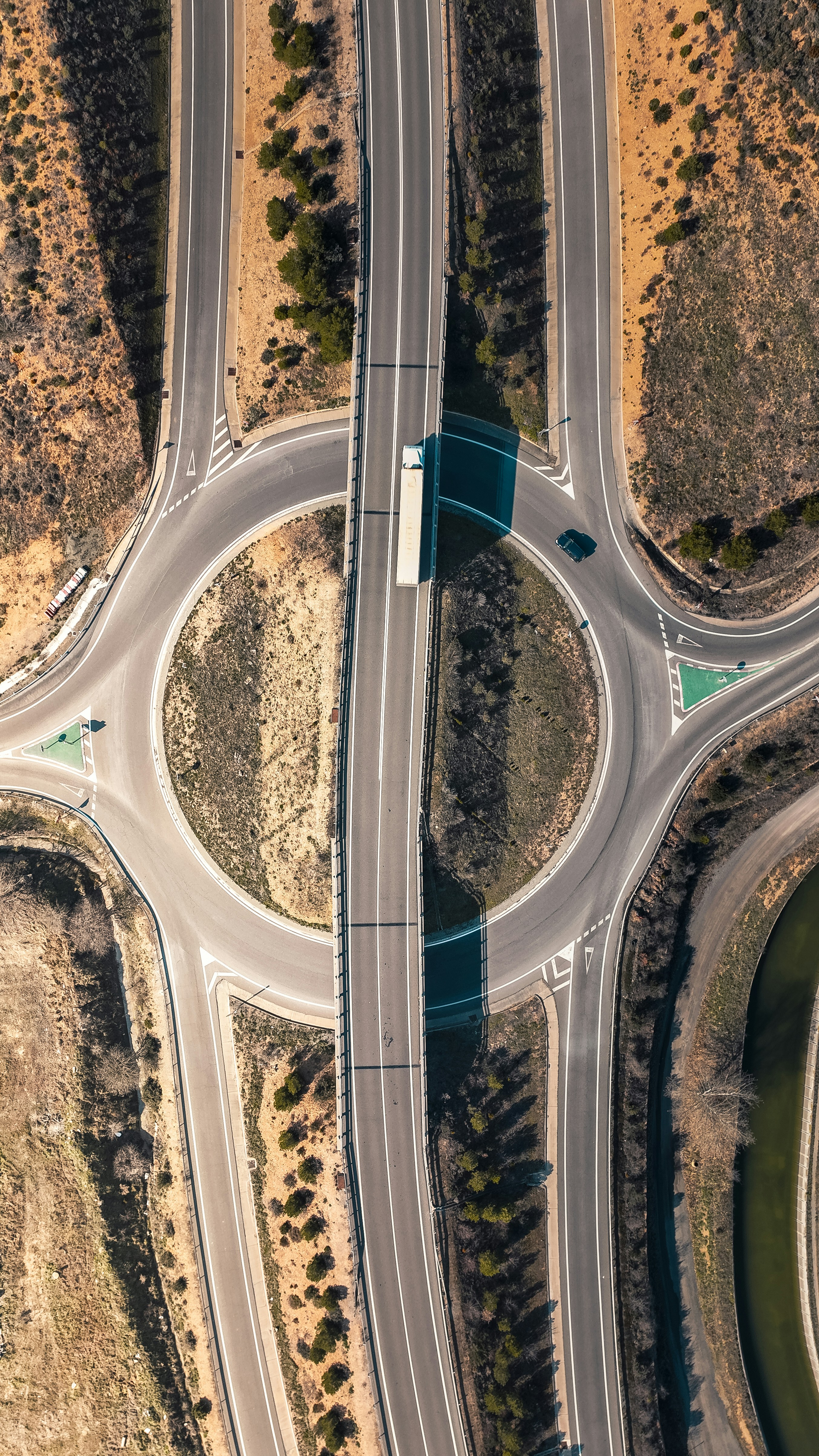 An aerial view of a highway intersection in the desert photo – Free ...