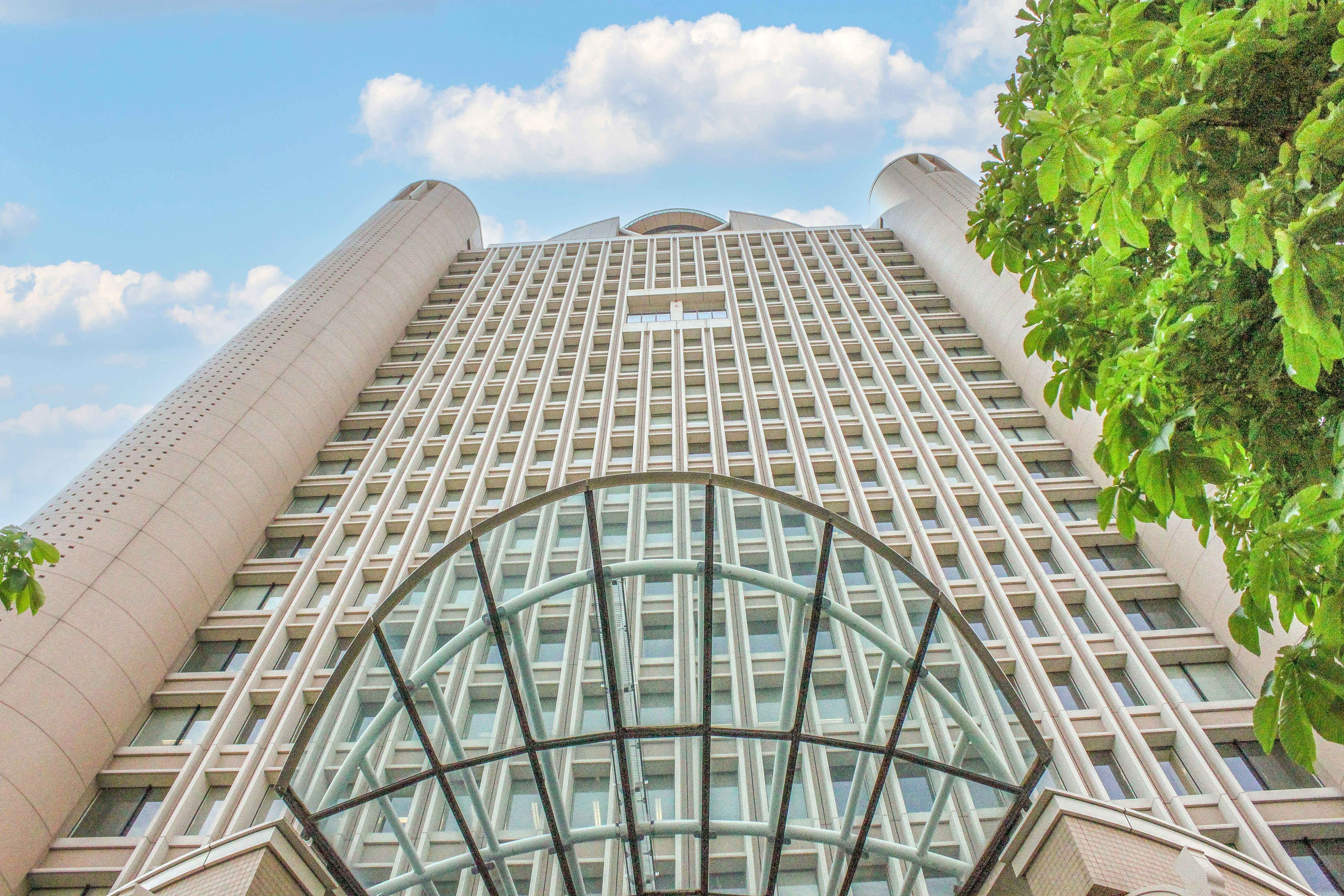 Un très grand bâtiment avec une entrée vitrée photo – Photo Imeuble ...